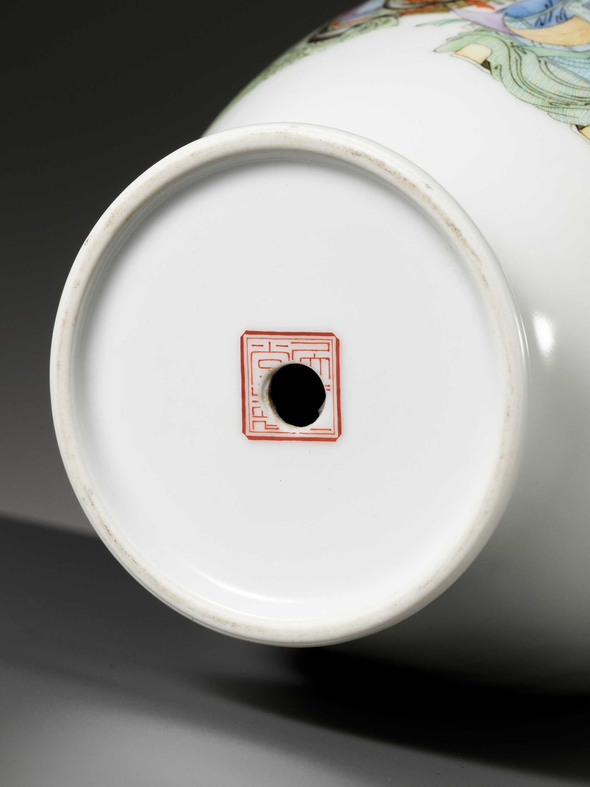 Lot 519 - A FAMILLE ROSE 'SHOULAO' VASE, JUREN TANG