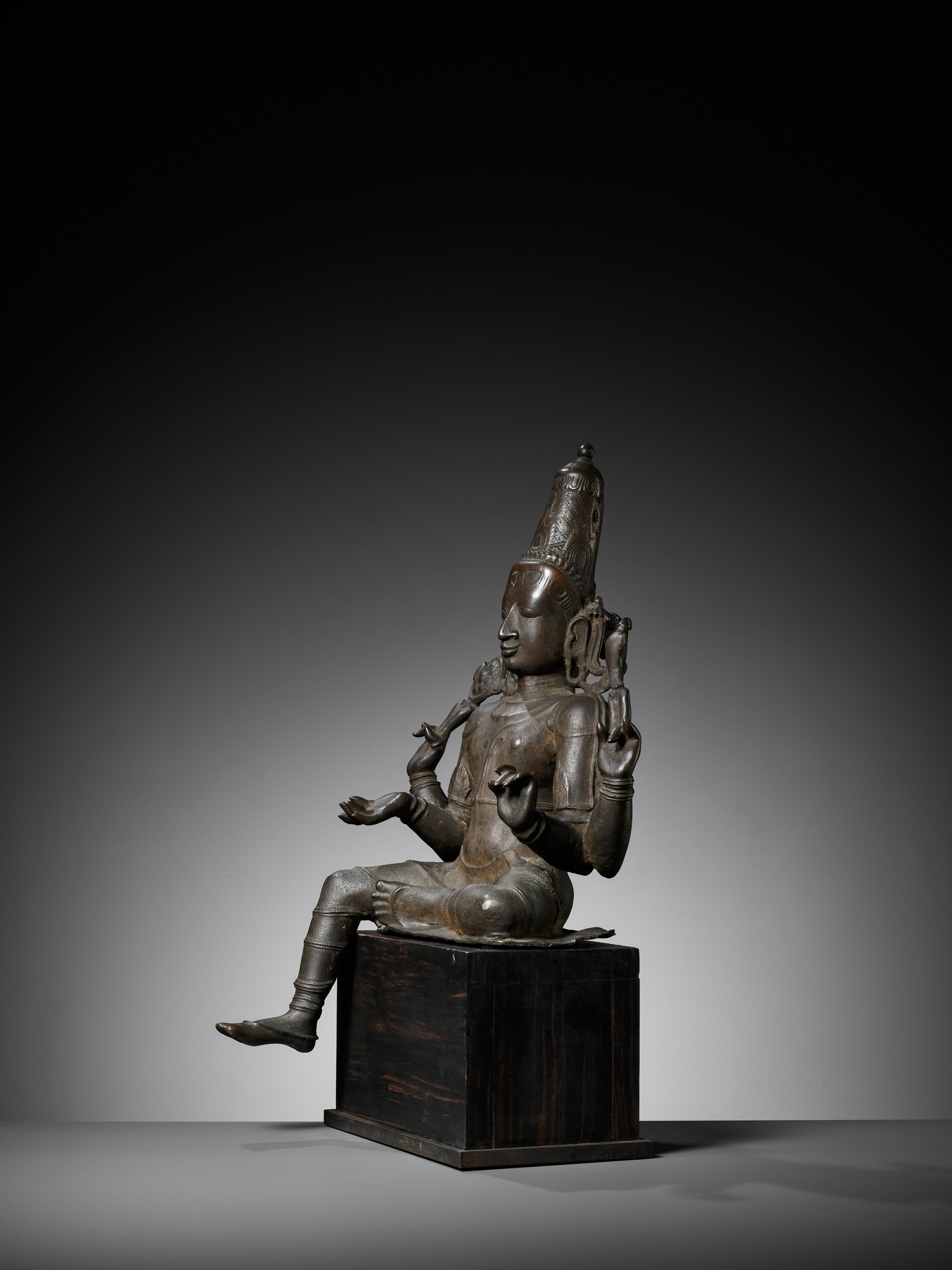 Lot 600 - AN IMPRESSIVE BRONZE FIGURE OF VISHNU,