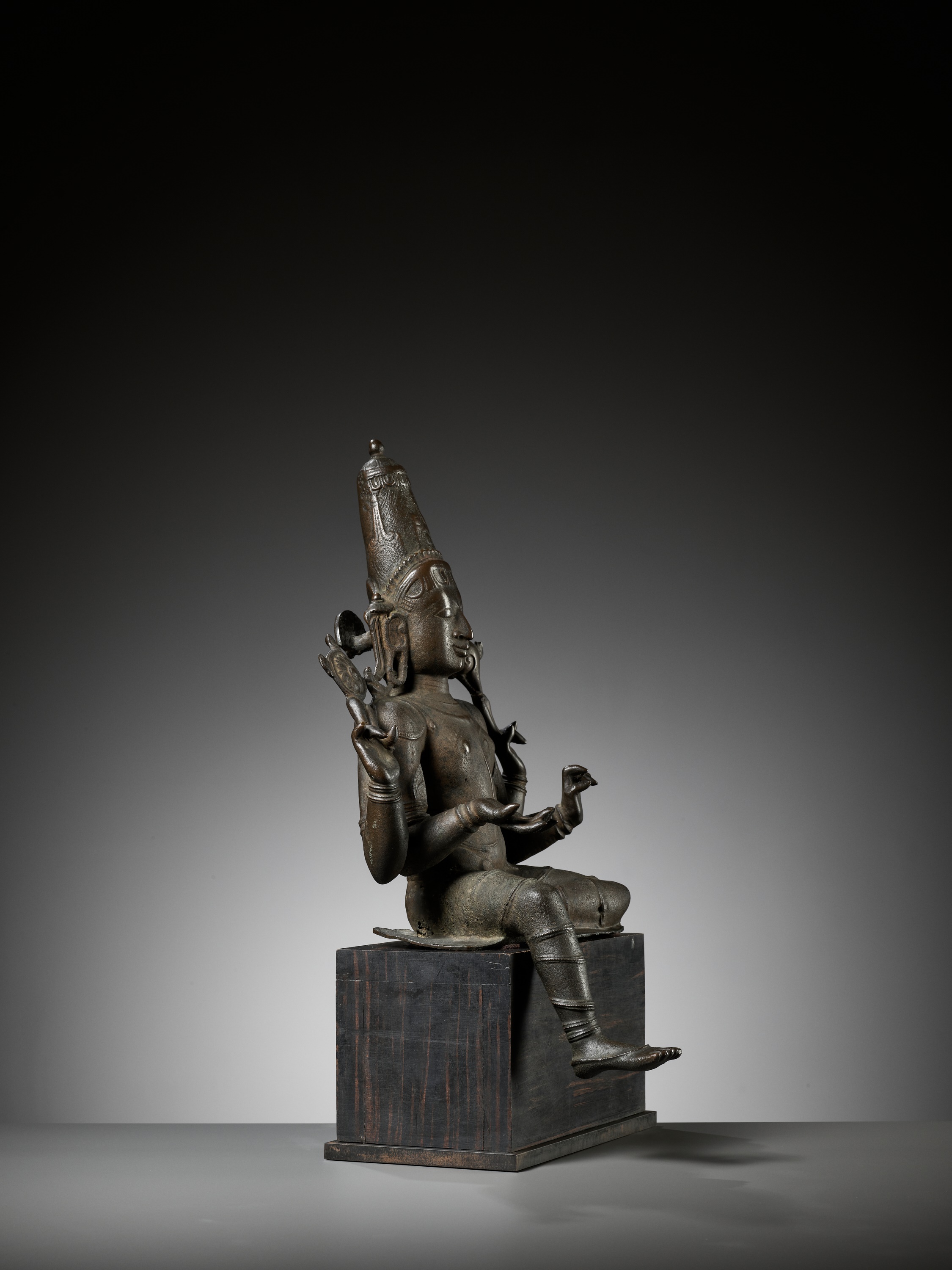 Lot 600 - AN IMPRESSIVE BRONZE FIGURE OF VISHNU,