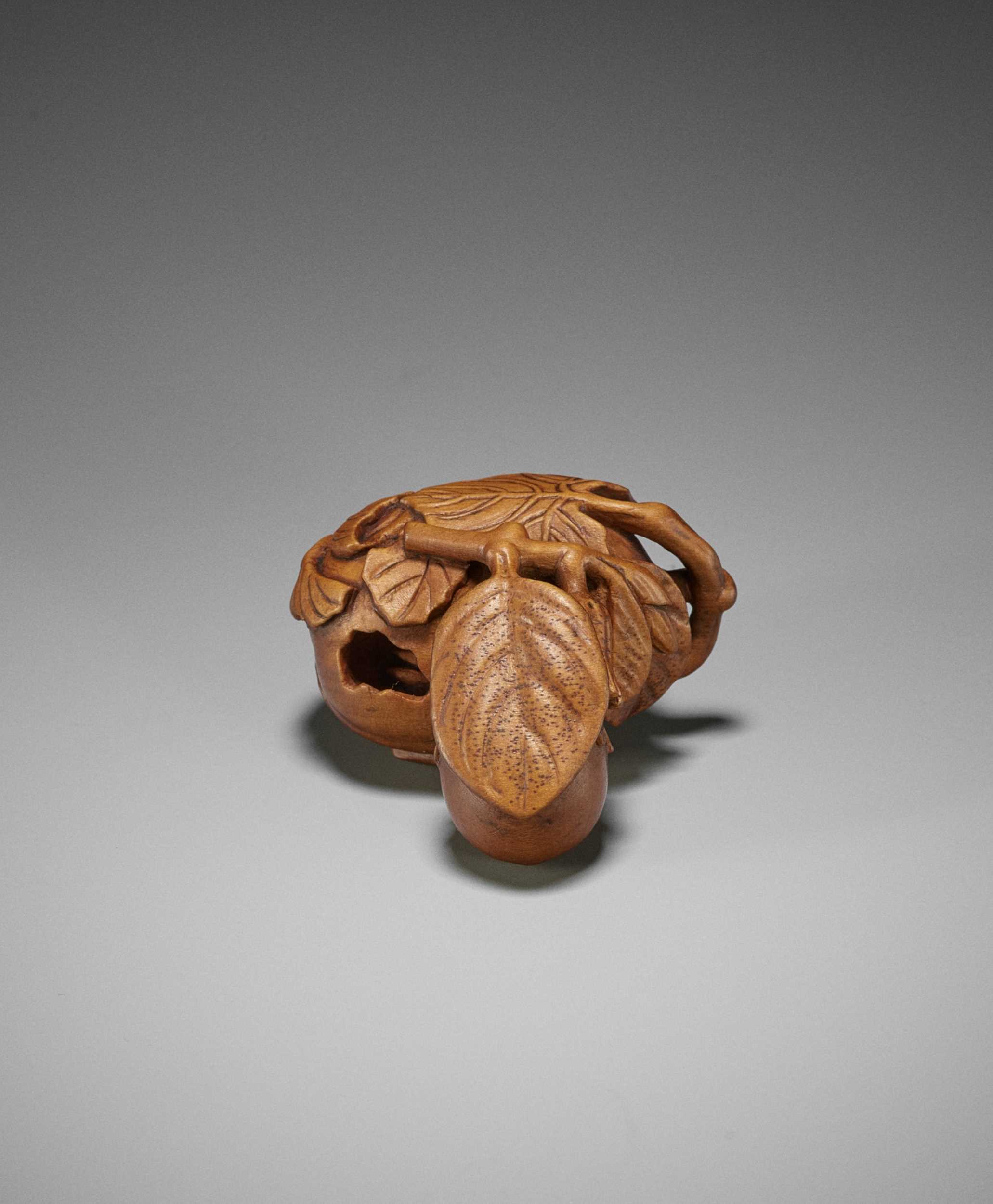 Lot 593 - A FINE WOOD NETSUKE OF A CRICKET INSIDE A