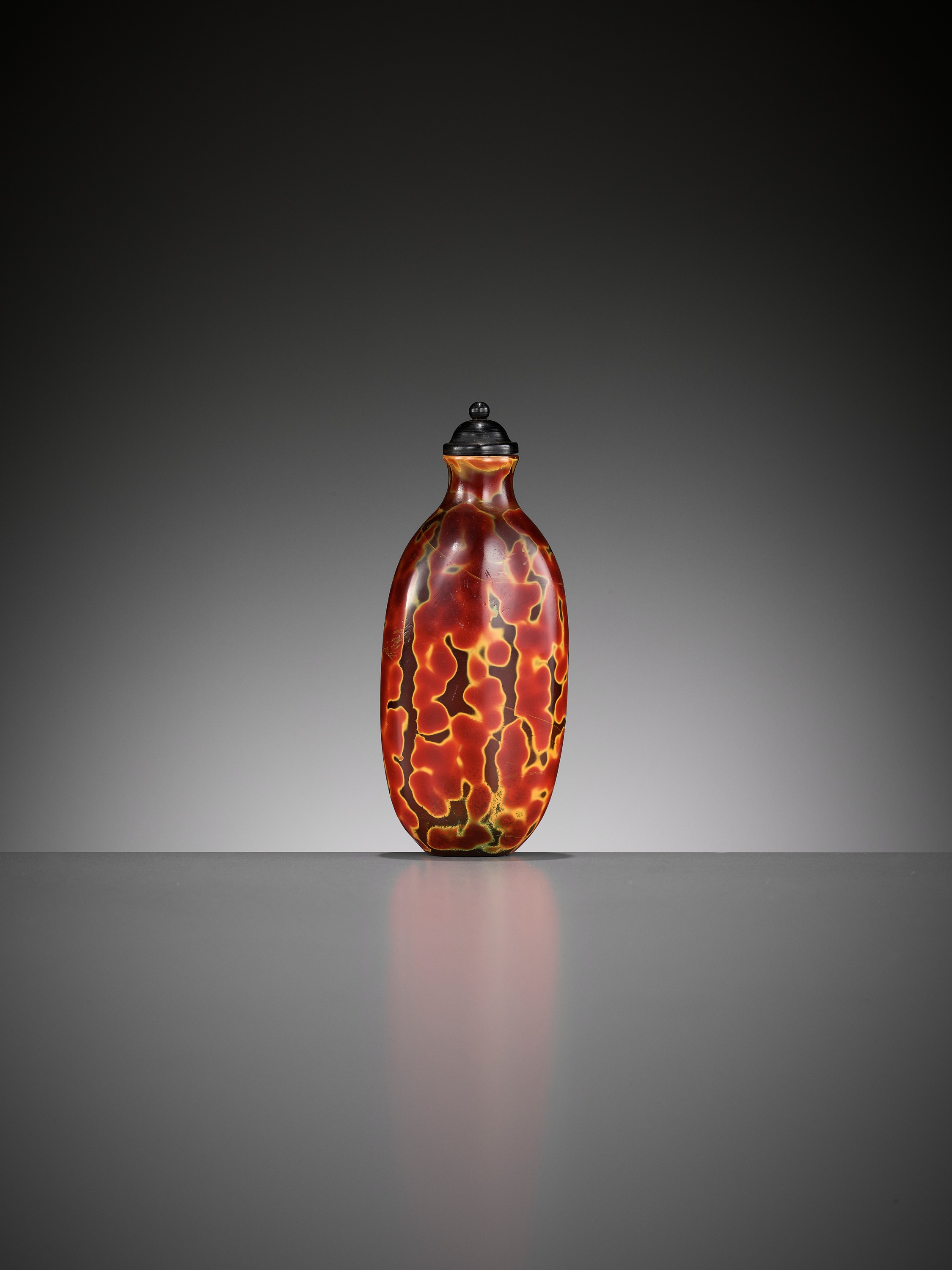 Lot 624 - A ‘REALGAR’ GLASS SNUFF BOTTLE, IMPERIAL