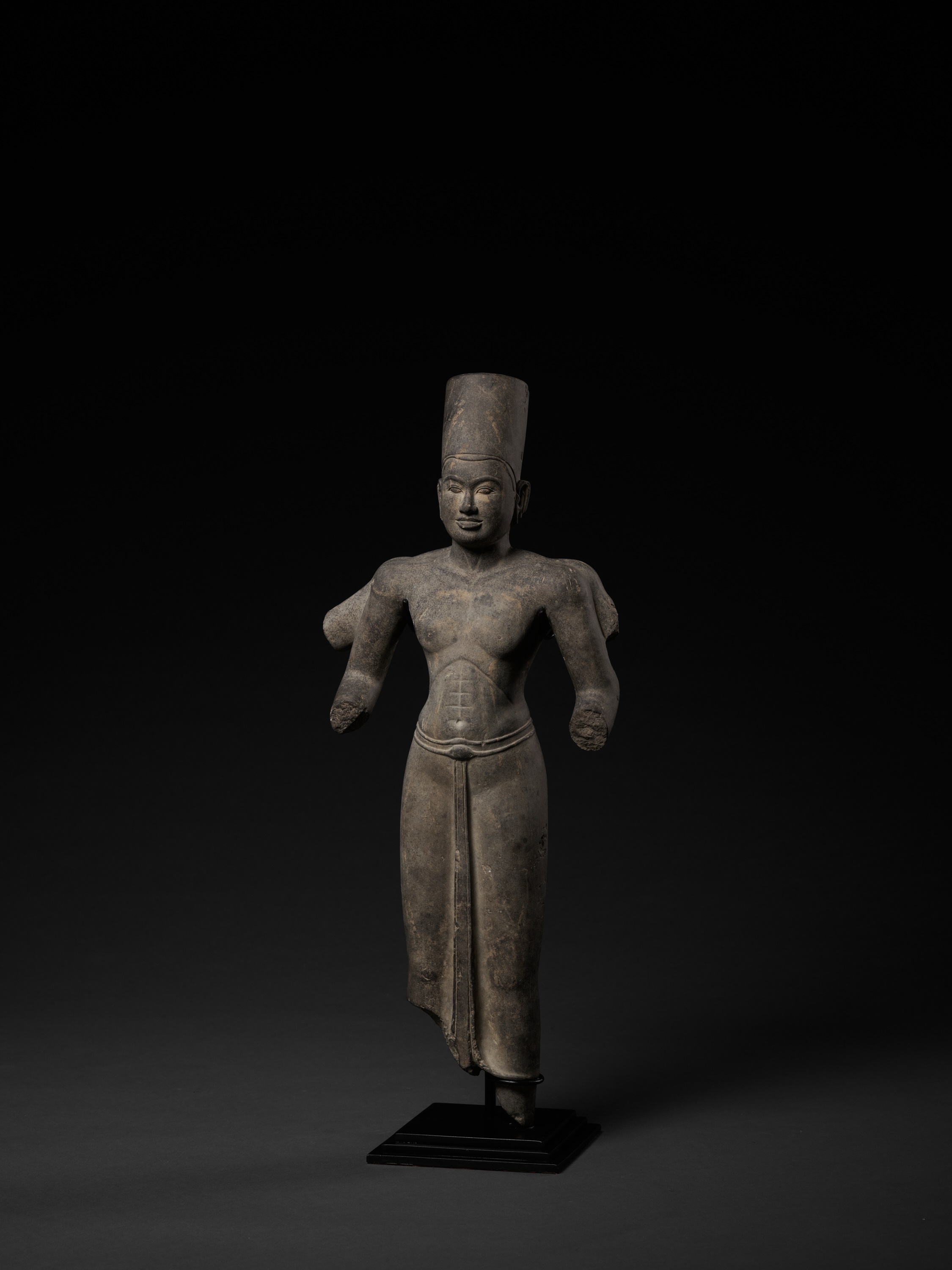 Lot 562 - AN IMPORTANT SANDSTONE FIGURE OF A