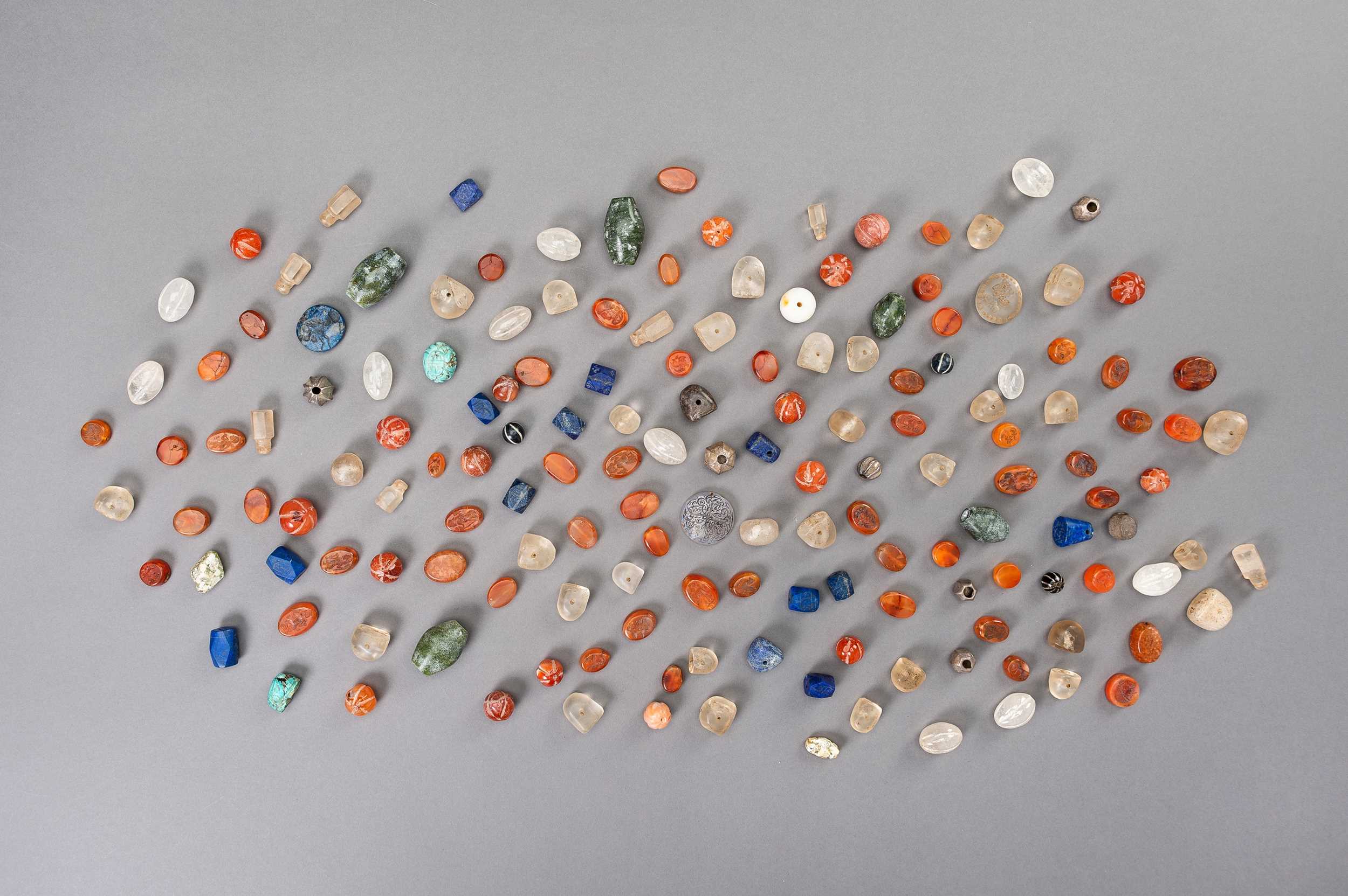 Lot 1142 - A COLLECTION WITH 159 !! BEADS AND SEALS