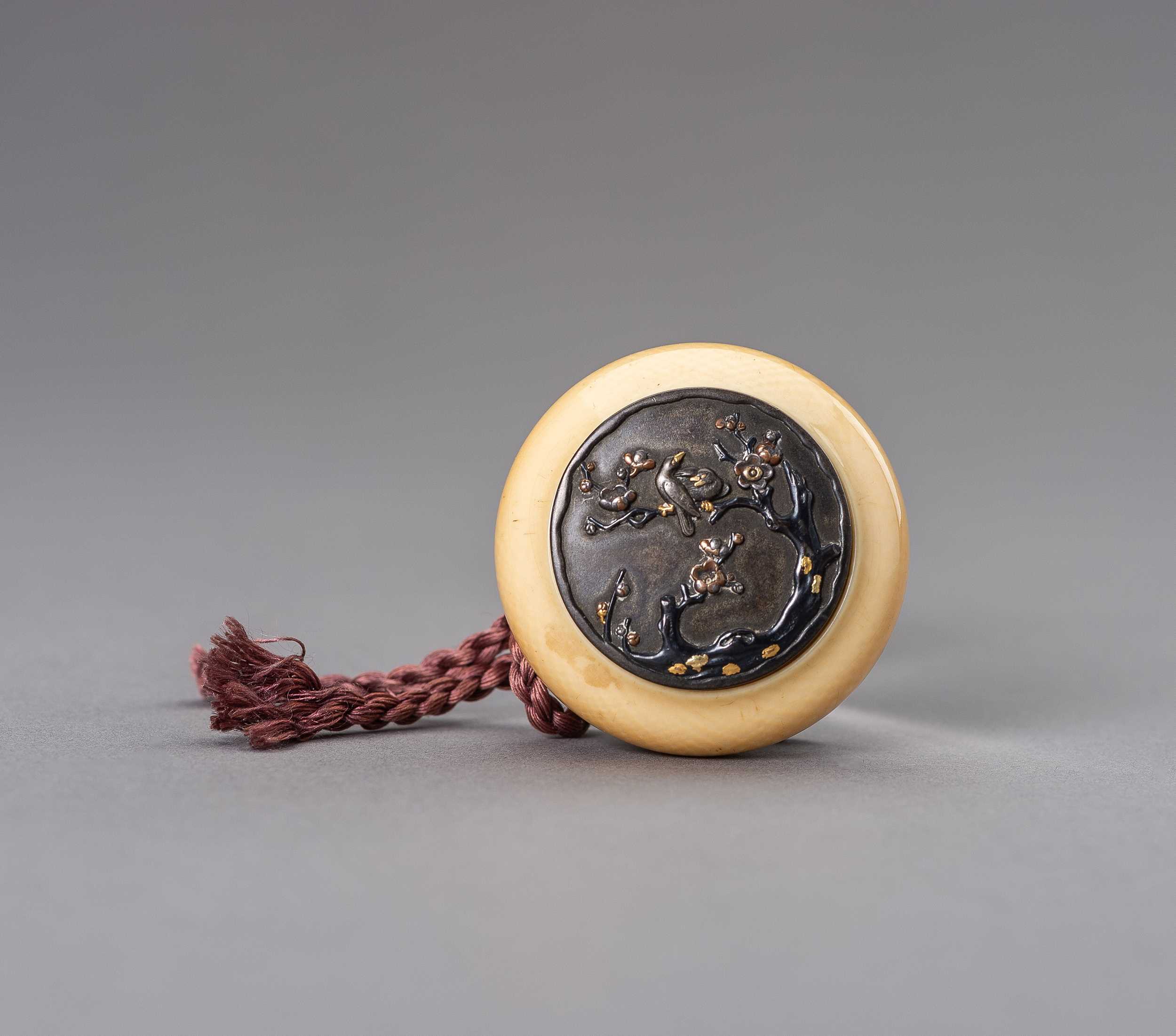 Lot 514 - AN IVORY AND SHIBUICHI KAGAMIBUTA NETSUKE