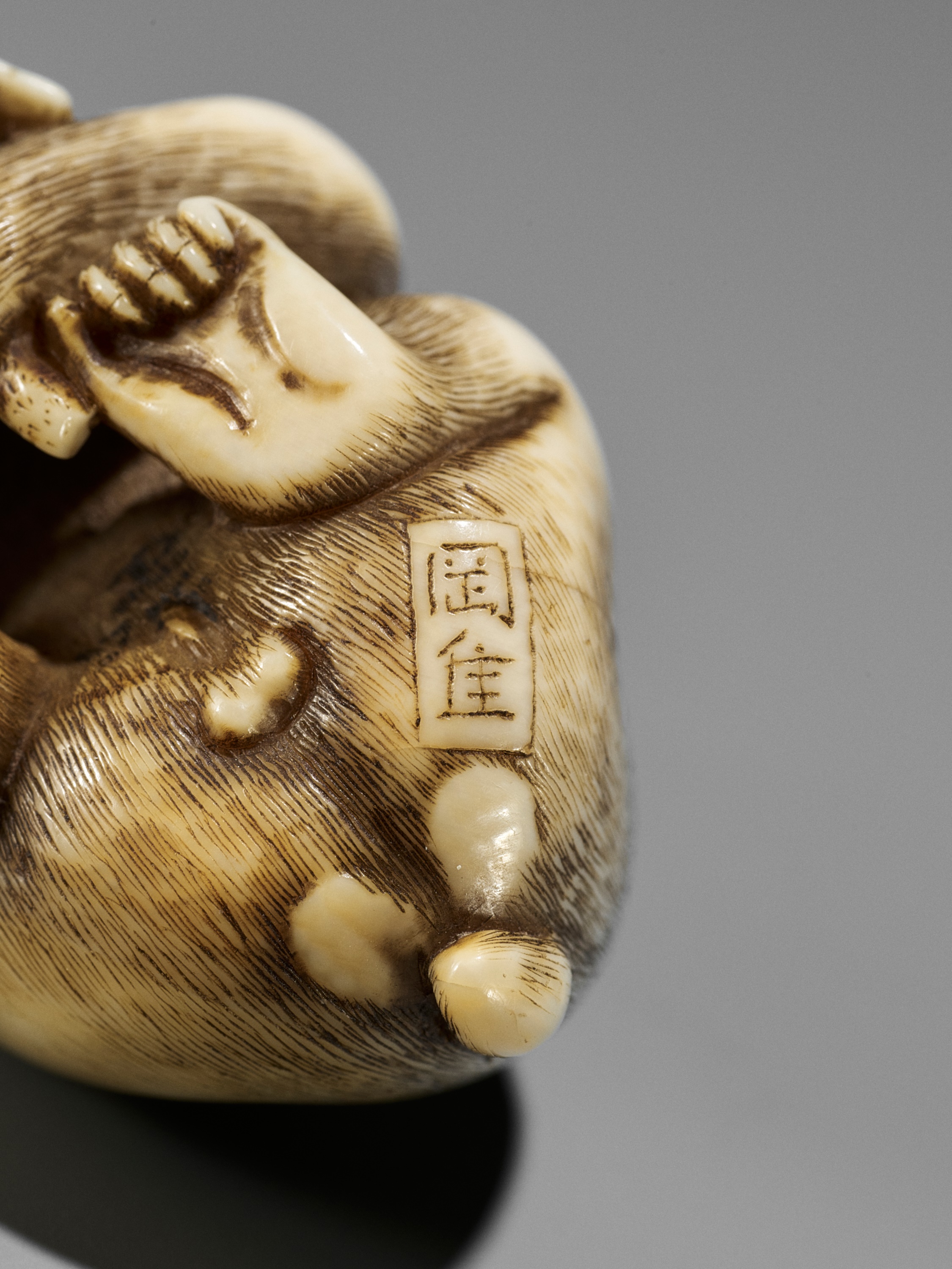 Lot 46 - OKATORI: A FINE IVORY NETSUKE OF A MONKEY