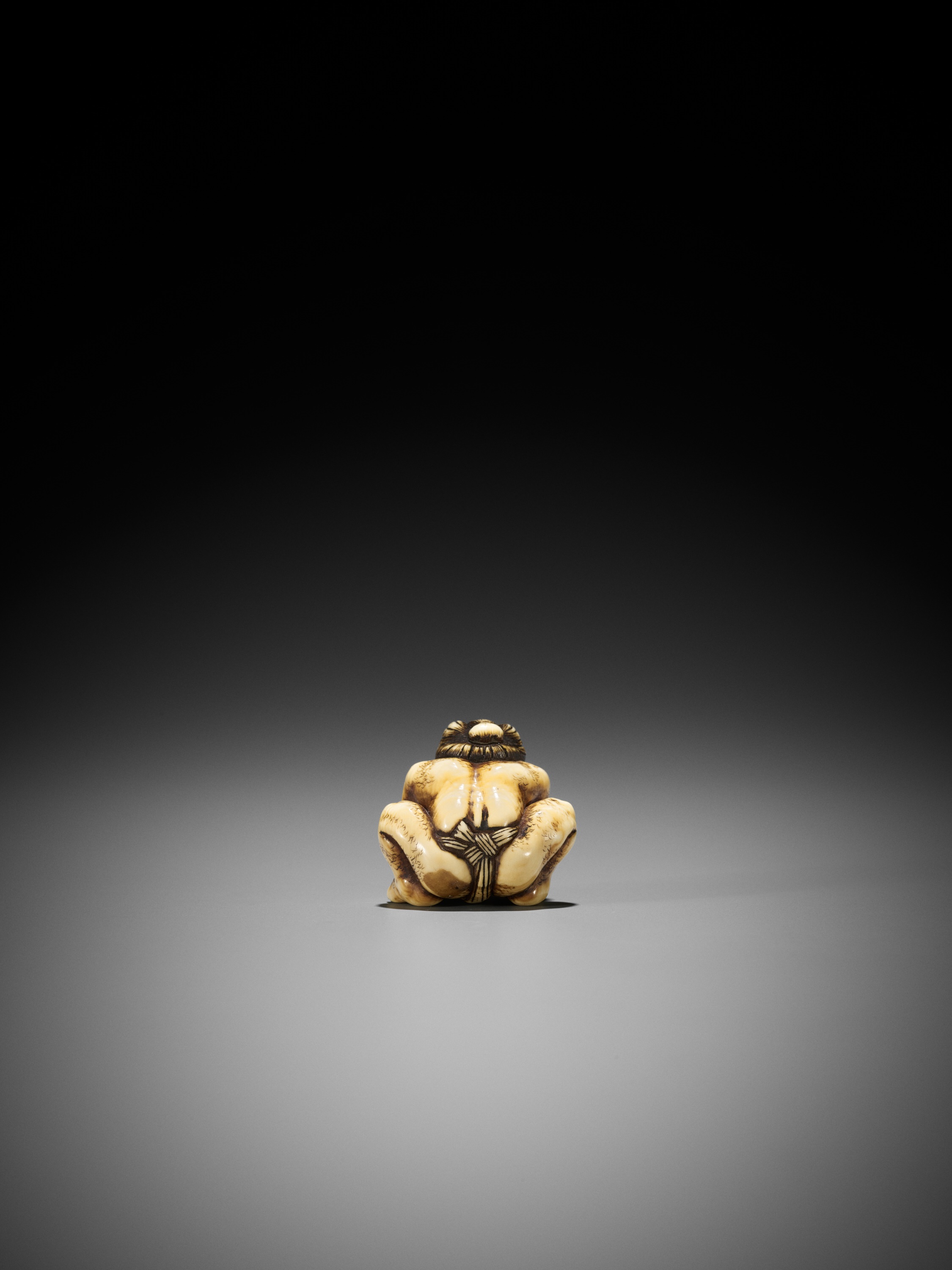 Lot 245 - A RARE IVORY NETSUKE OF A SUMO WRESTLER