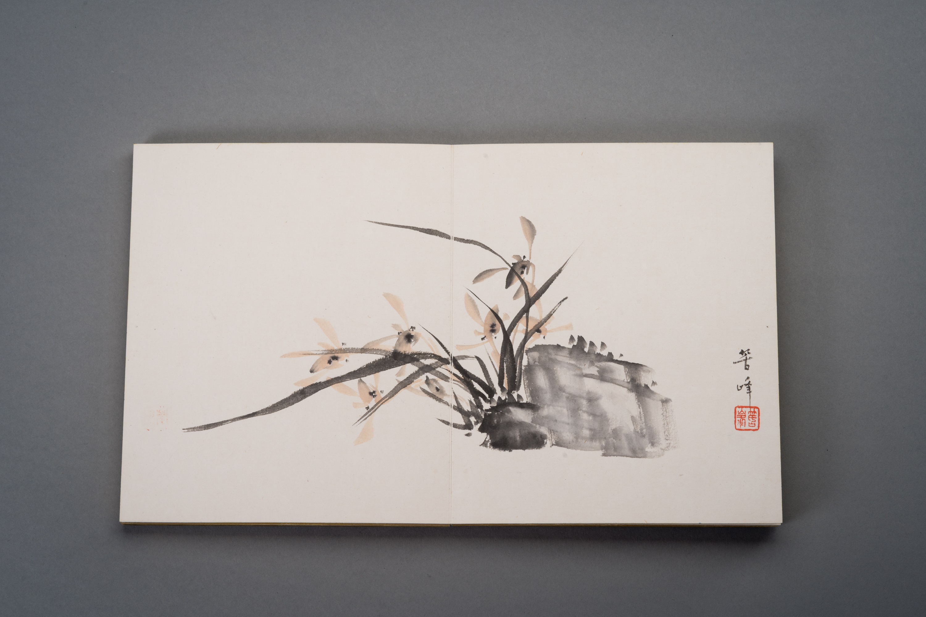 Lot 386 - KU FENG: A FINE ALBUM OF 14 STUDIES,