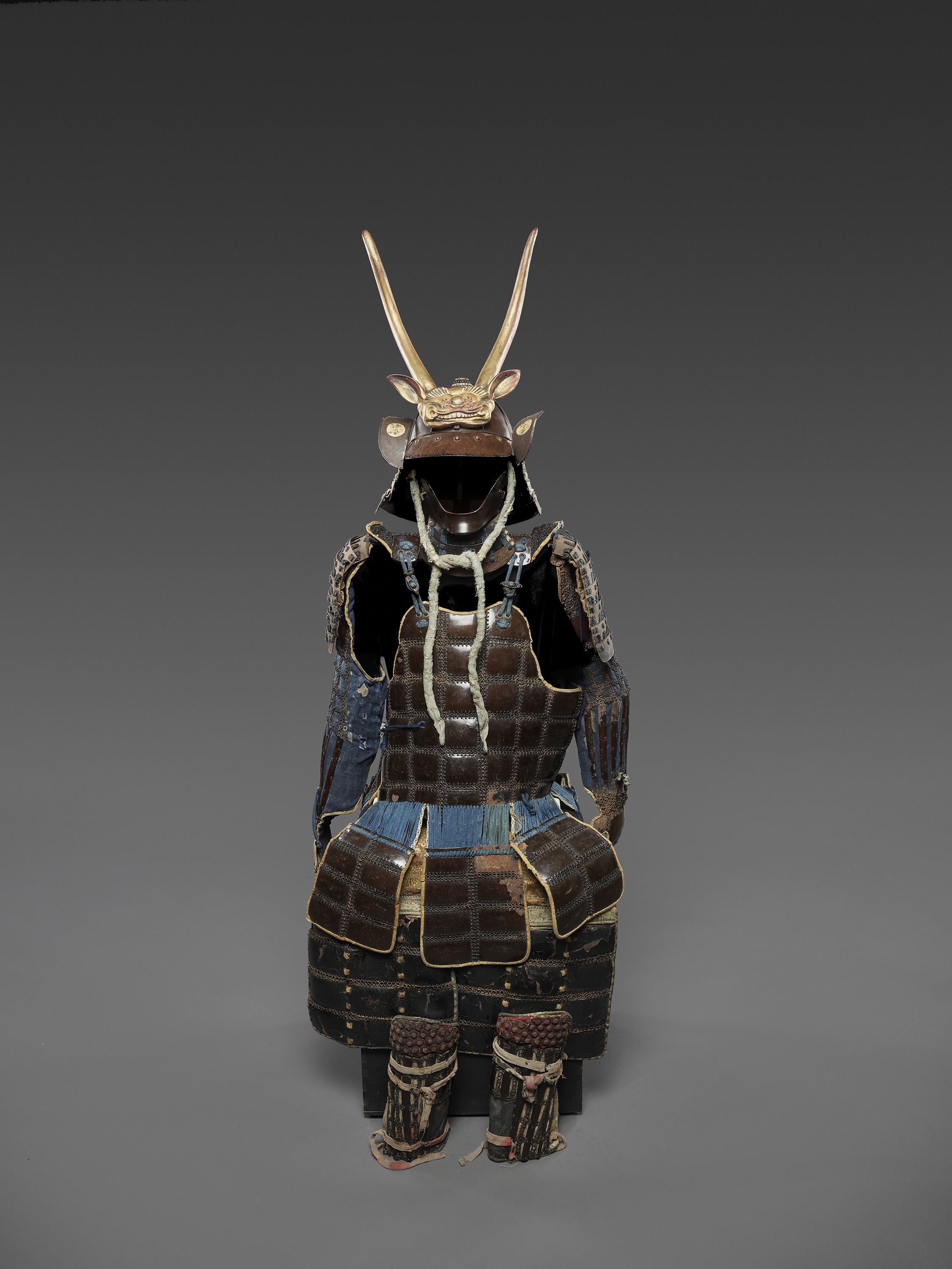 Lot 672 - A SUIT OF ARMOR WITH EBOSHI KABUTO