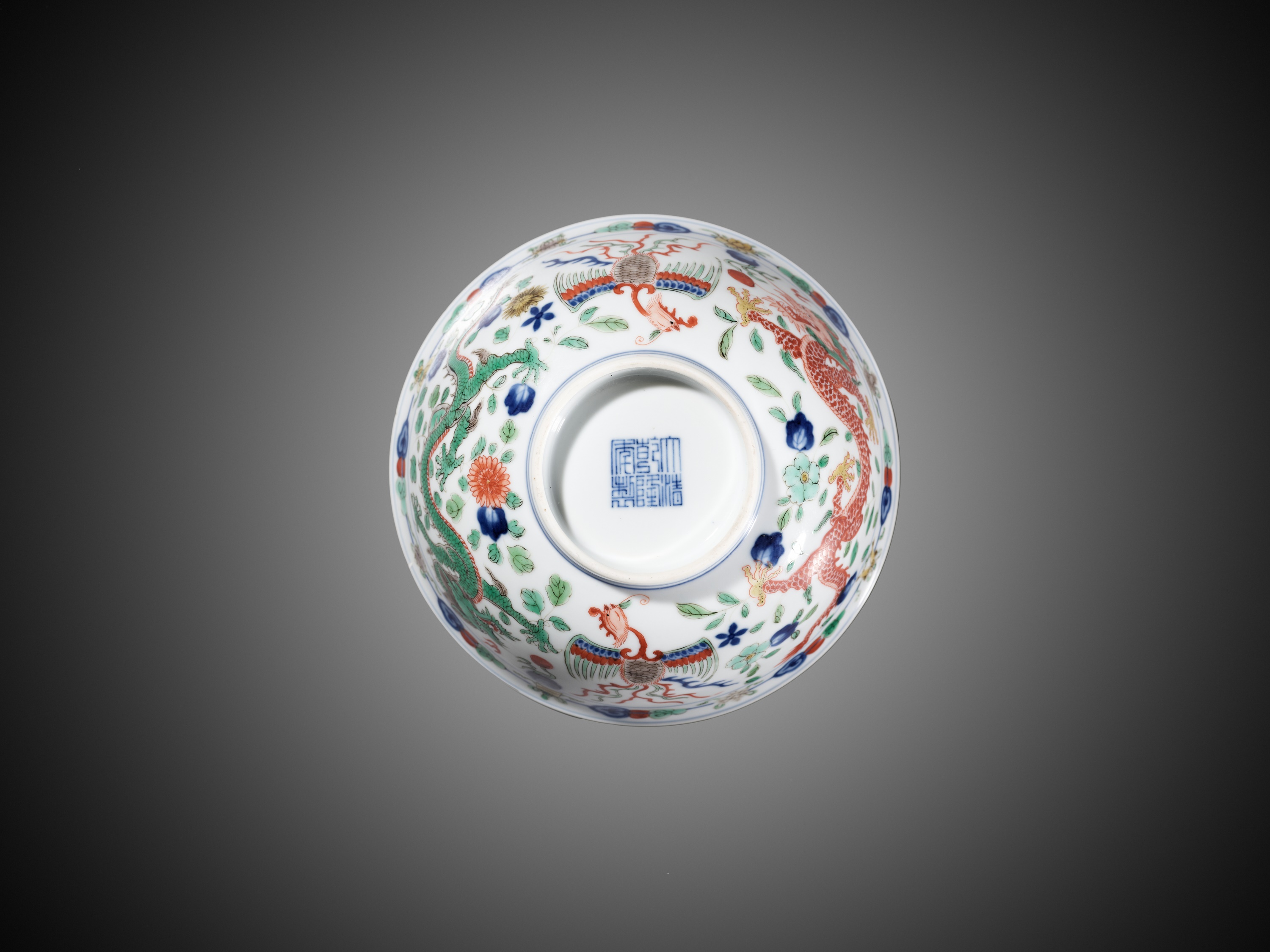 Lot 80 - A WUCAI ‘DRAGON AND PHOENIX’ BOWL, QIANLONG
