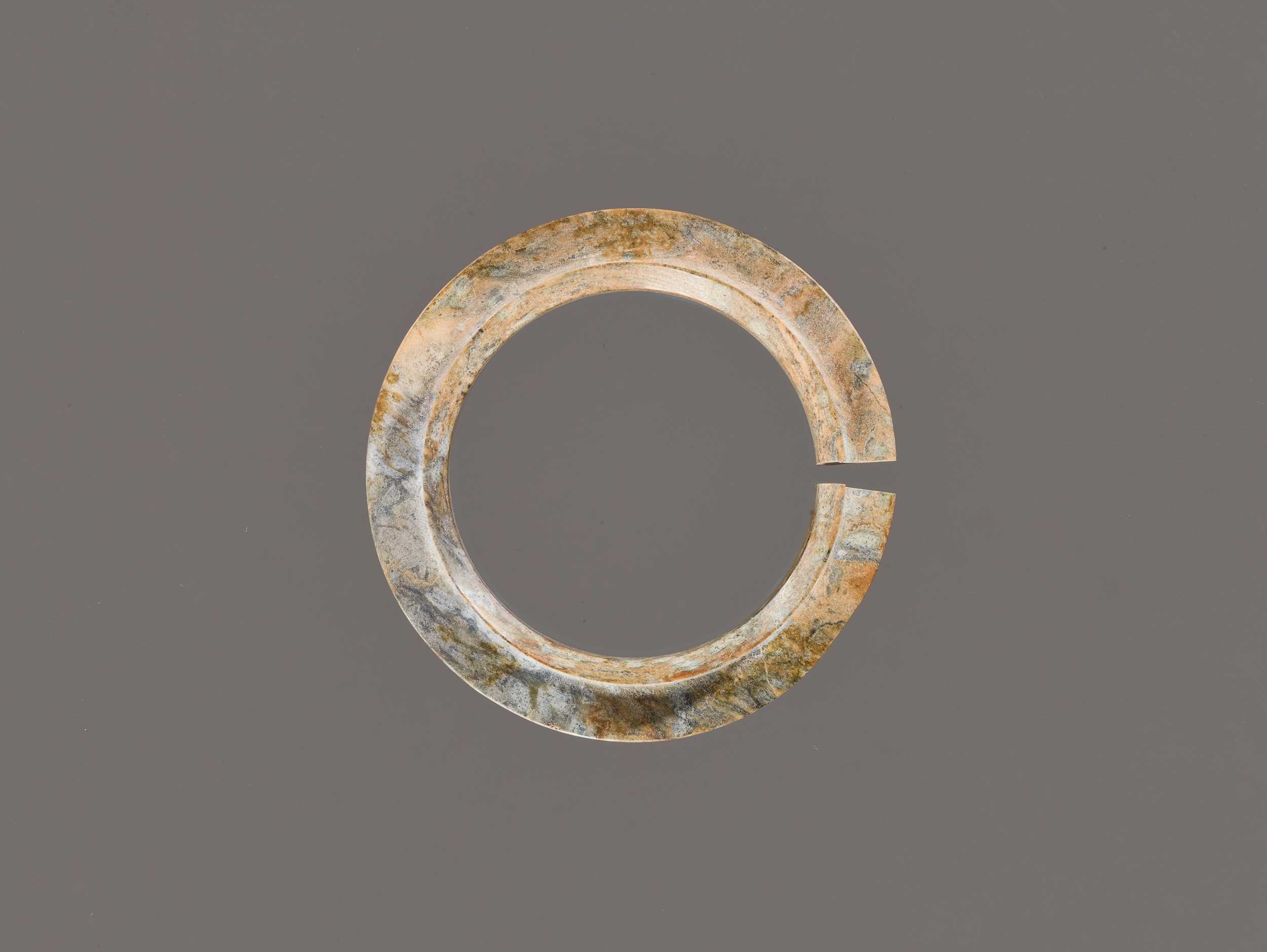 Lot 807 - A JADE COLLARED SLIT-RING, SHANG DYNASTY