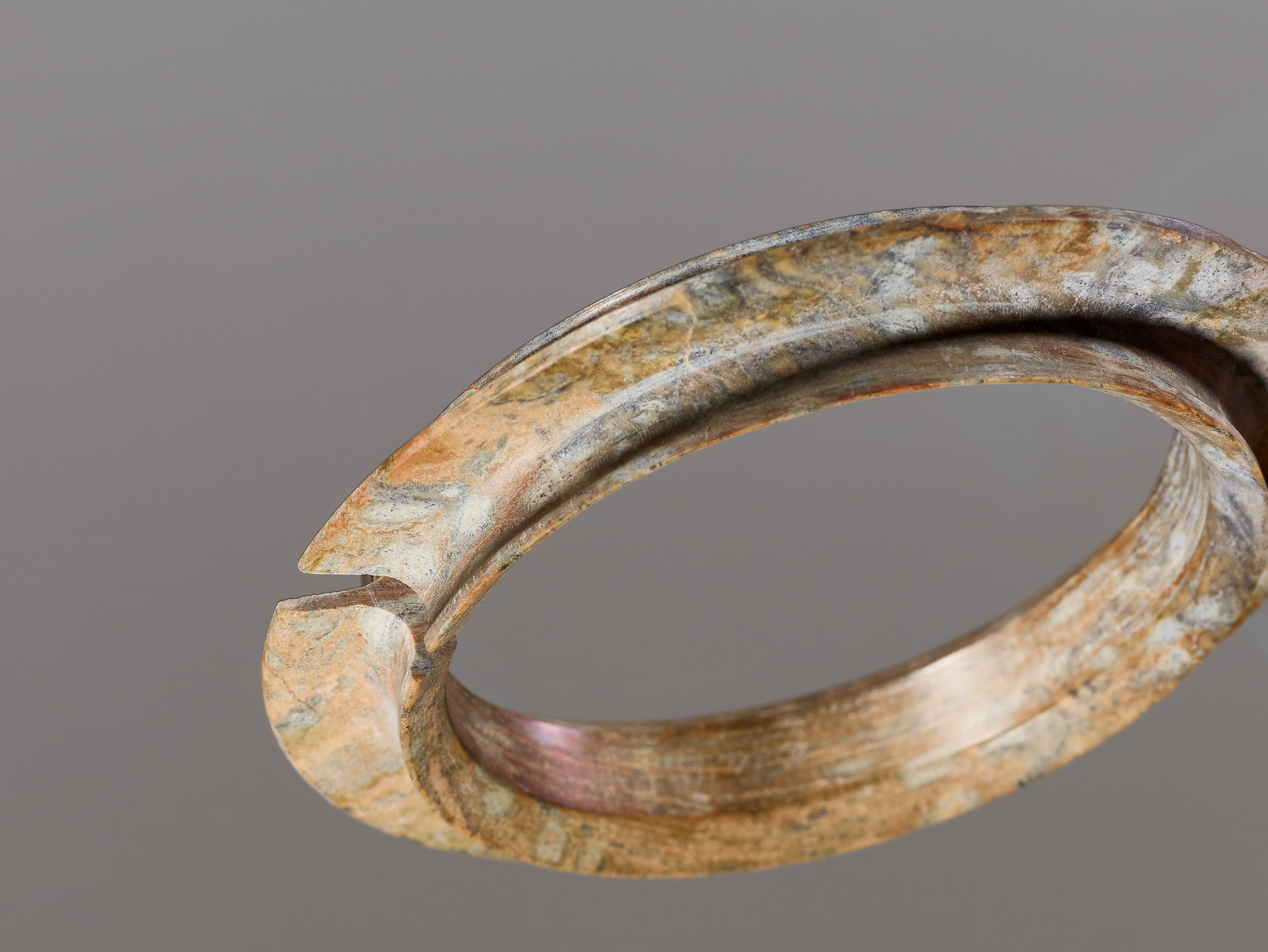 Lot 807 - A JADE COLLARED SLIT-RING, SHANG DYNASTY