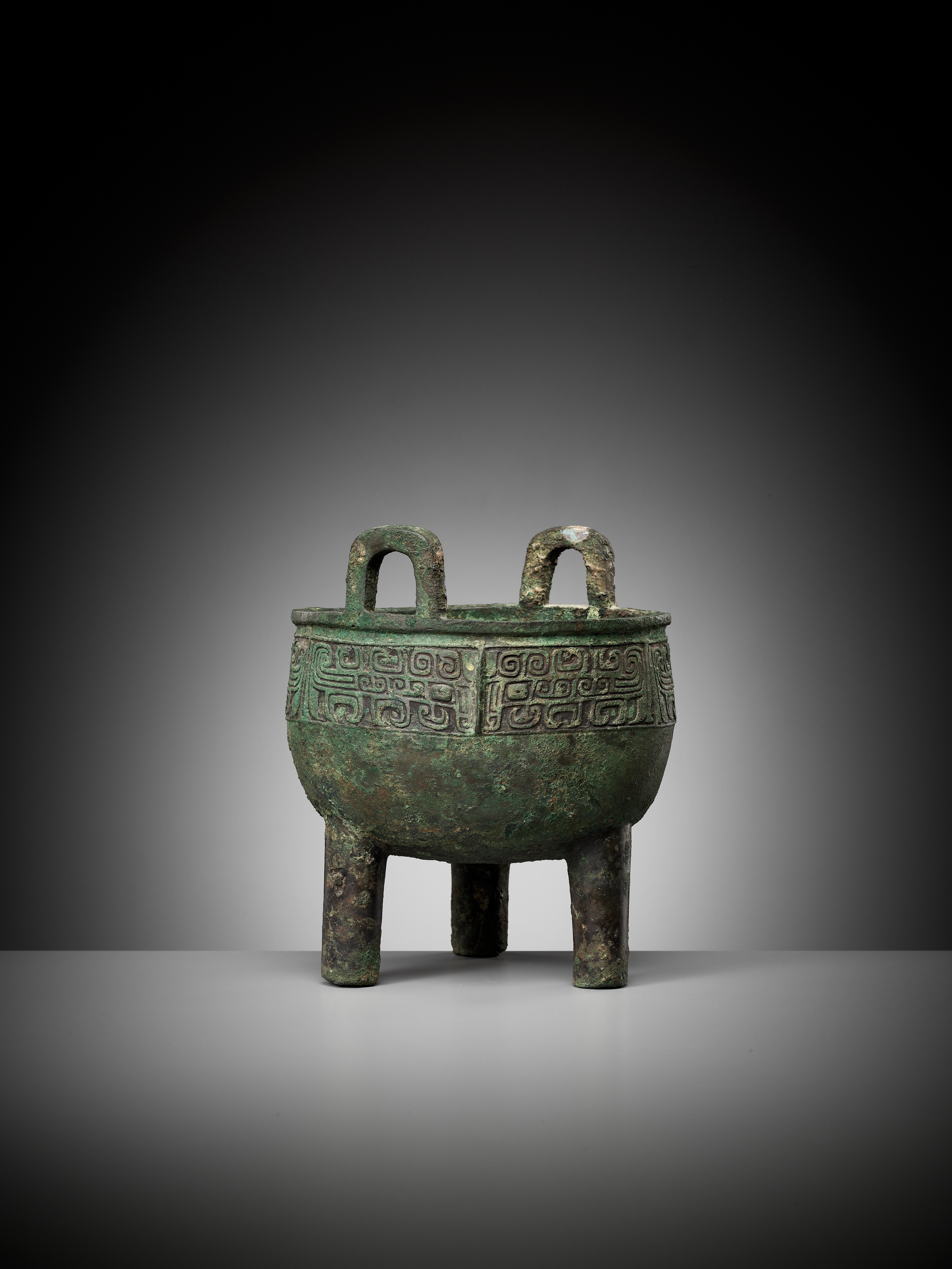Lot 134 - AN ARCHAIC BRONZE RITUAL FOOD VESSEL, DING,