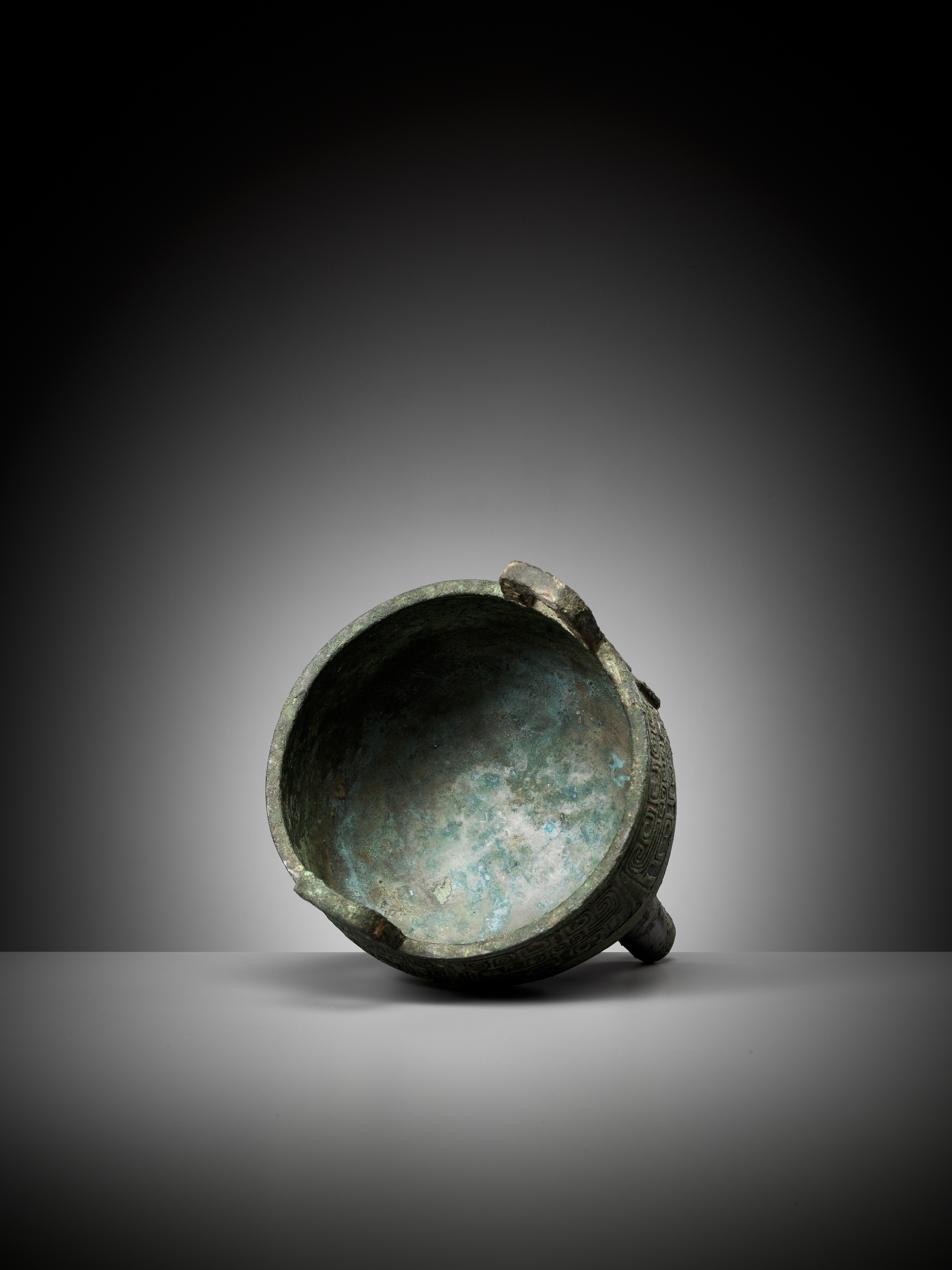 Lot 134 - AN ARCHAIC BRONZE RITUAL FOOD VESSEL, DING,