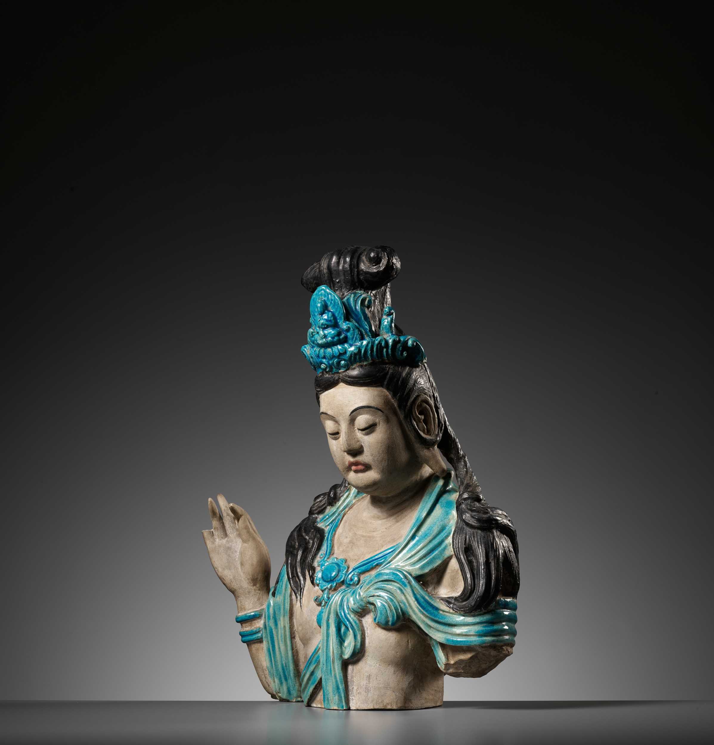 Lot 67 - A LARGE AND MASSIVE FAHUA-GLAZED STONEWARE