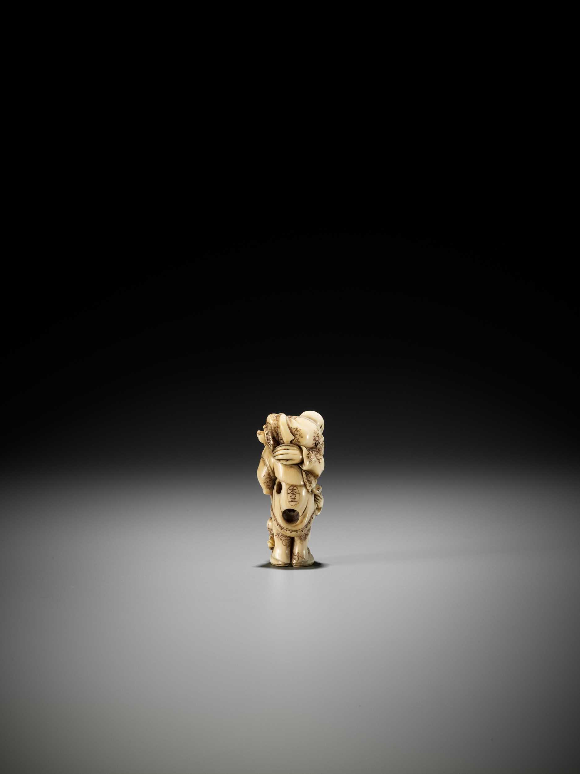 Lot 1419 - HIDEMASA: AN IVORY NETSUKE OF A DUTCHMAN