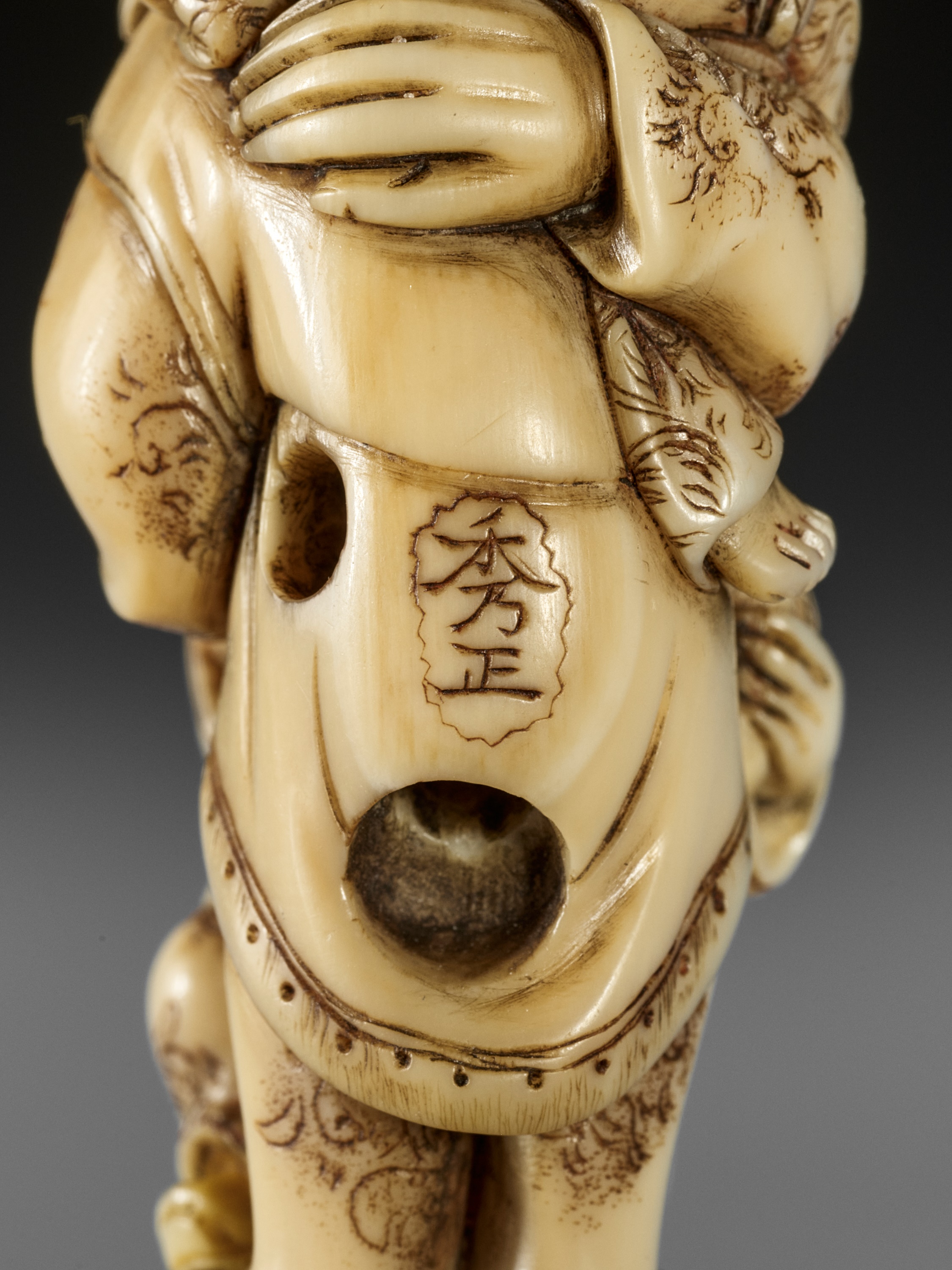 Lot 1419 - HIDEMASA: AN IVORY NETSUKE OF A DUTCHMAN