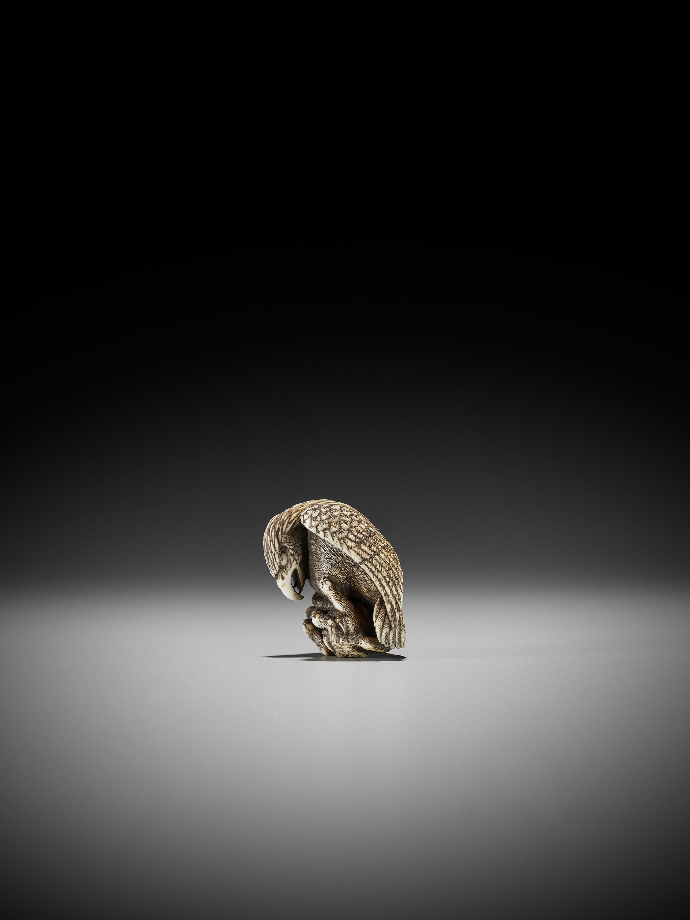 Lot 246 - TOMOCHIKA: AN IVORY NETSUKE OF AN EAGLE