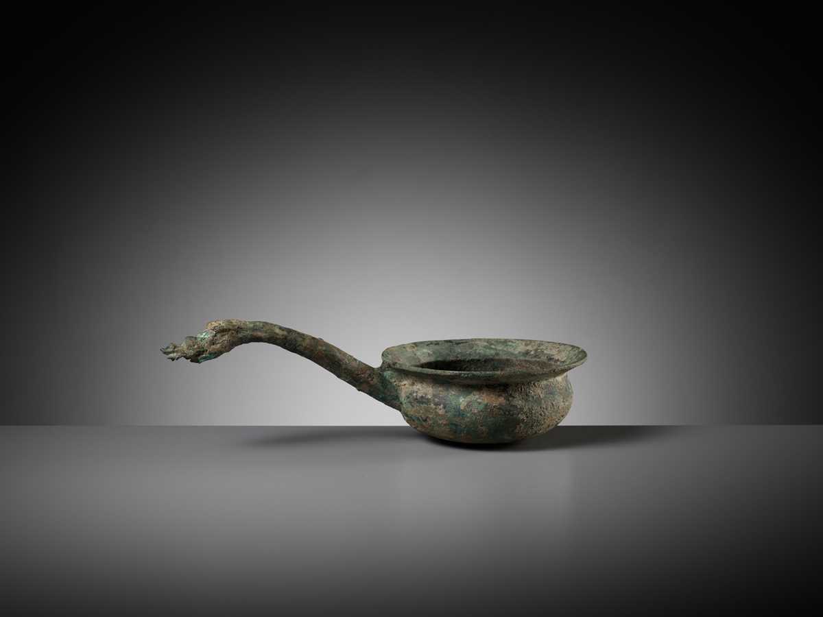 Lot 472 - A RARE ‘DRAGON’S HEAD’ BRONZE LADLE, DOU,