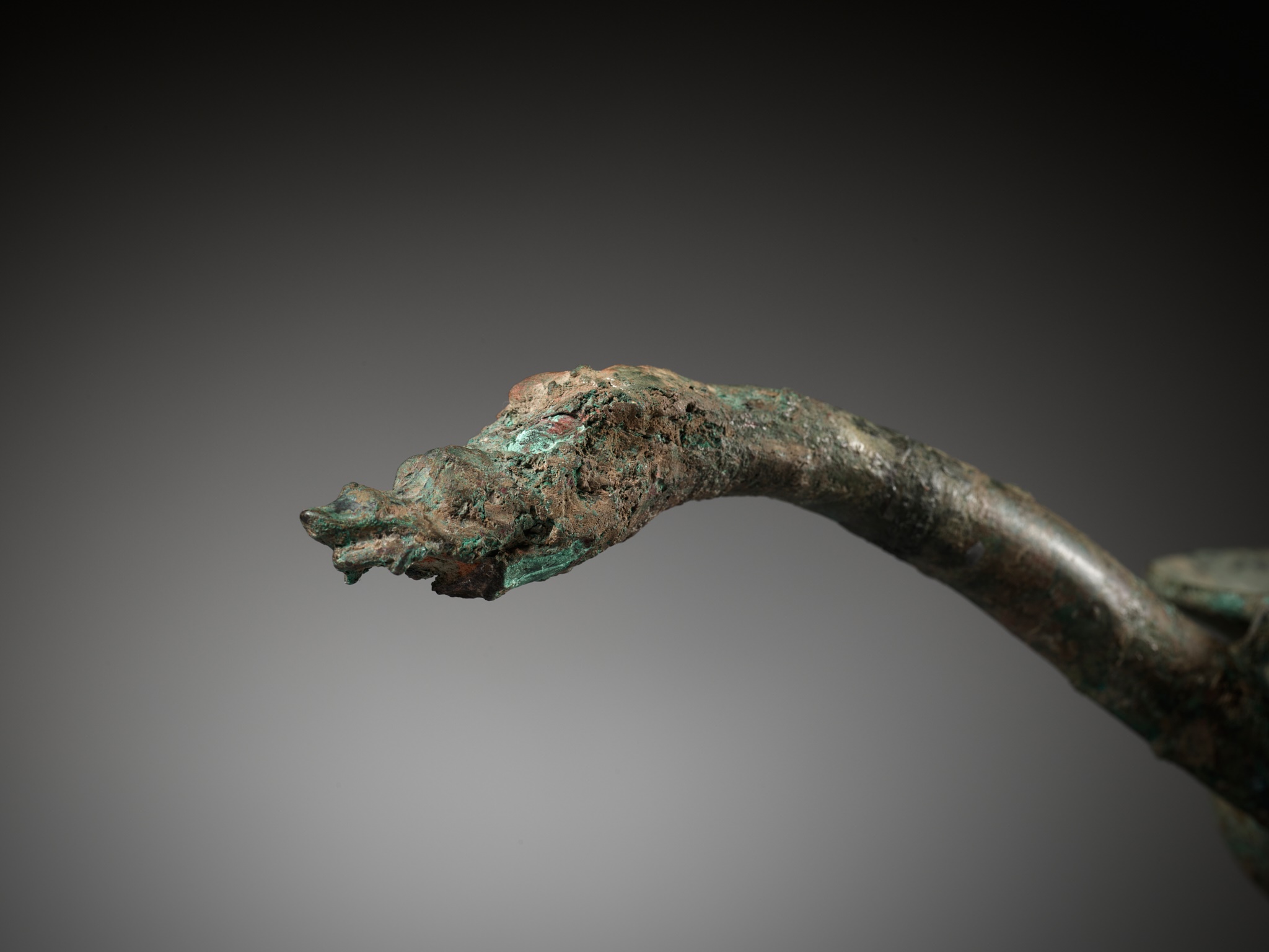 Lot 472 - A RARE ‘DRAGON’S HEAD’ BRONZE LADLE, DOU,