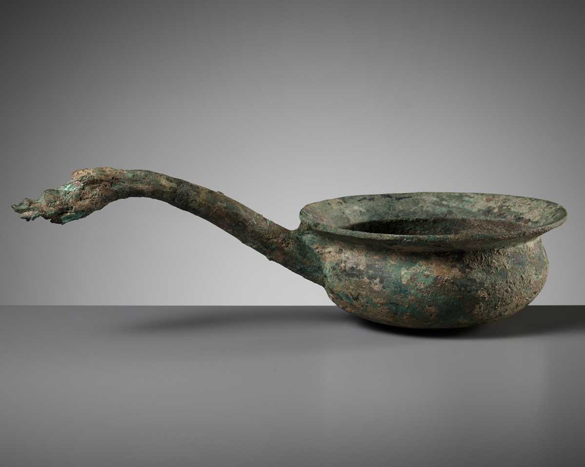 Lot 472 - A RARE ‘DRAGON’S HEAD’ BRONZE LADLE, DOU,