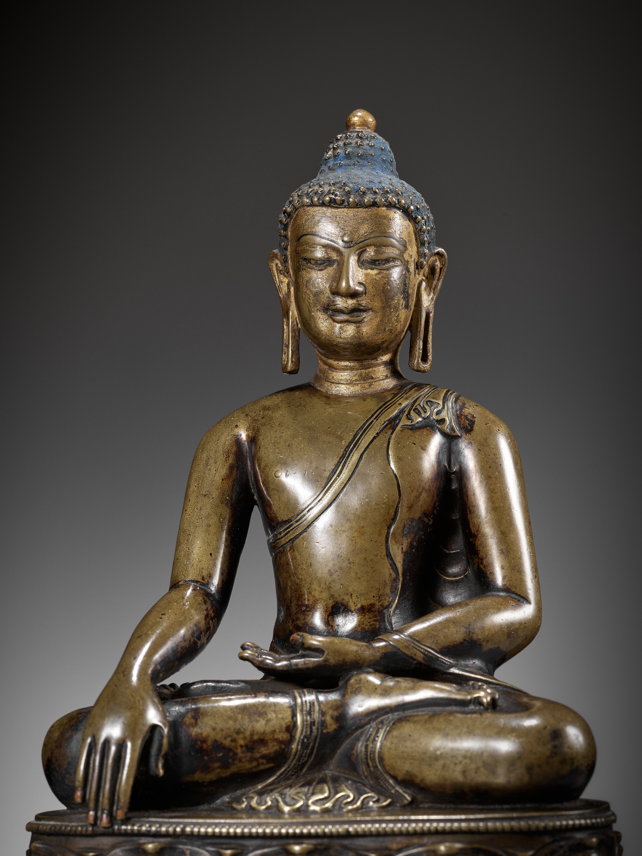 Lot 161 - A COPPER-INLAID BRASS FIGURE OF BUDDHA
