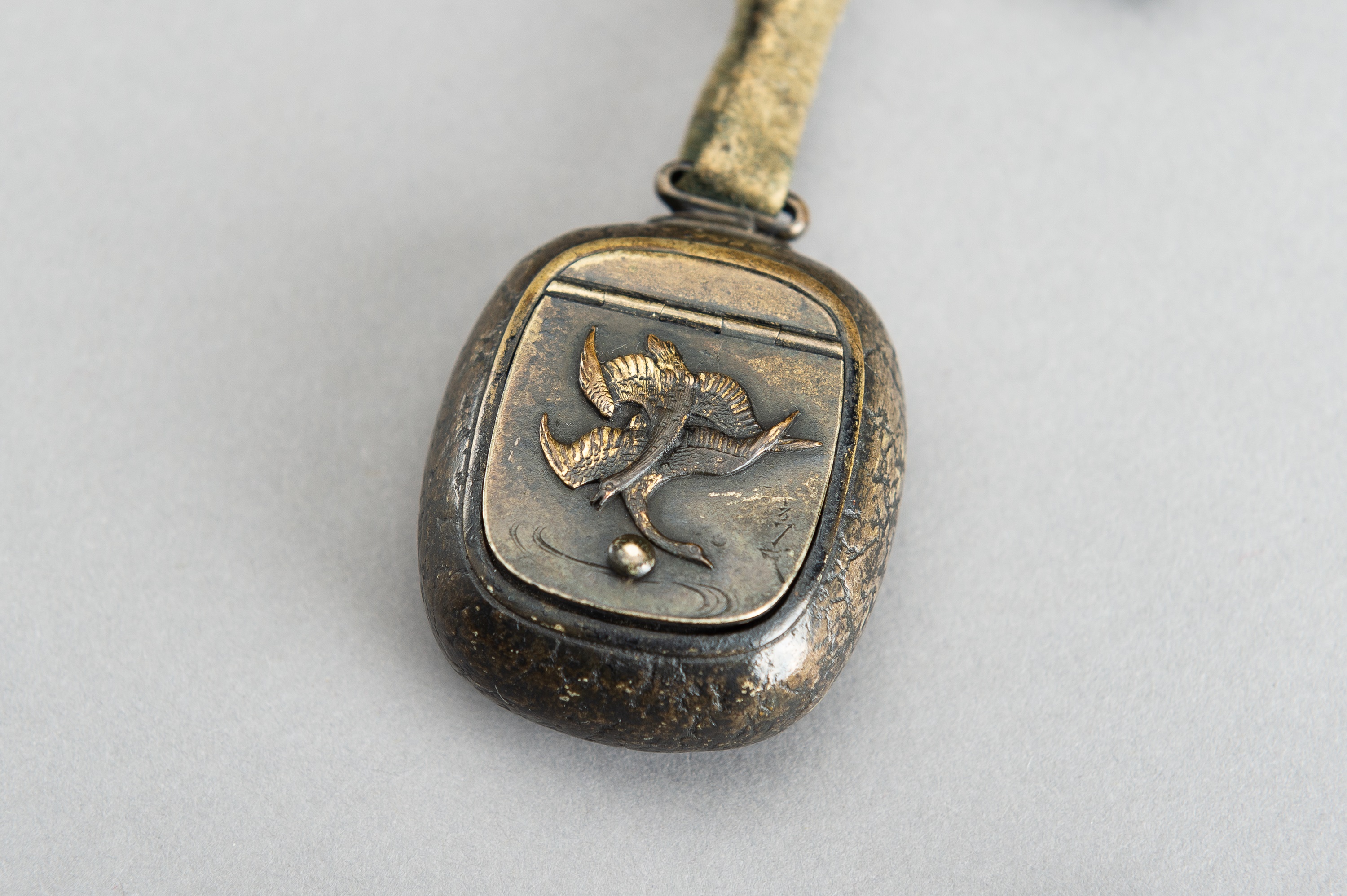 Lot 1621 - RYUMIN: A WOOD AND BRASS ‘GEESE’ YATATE,