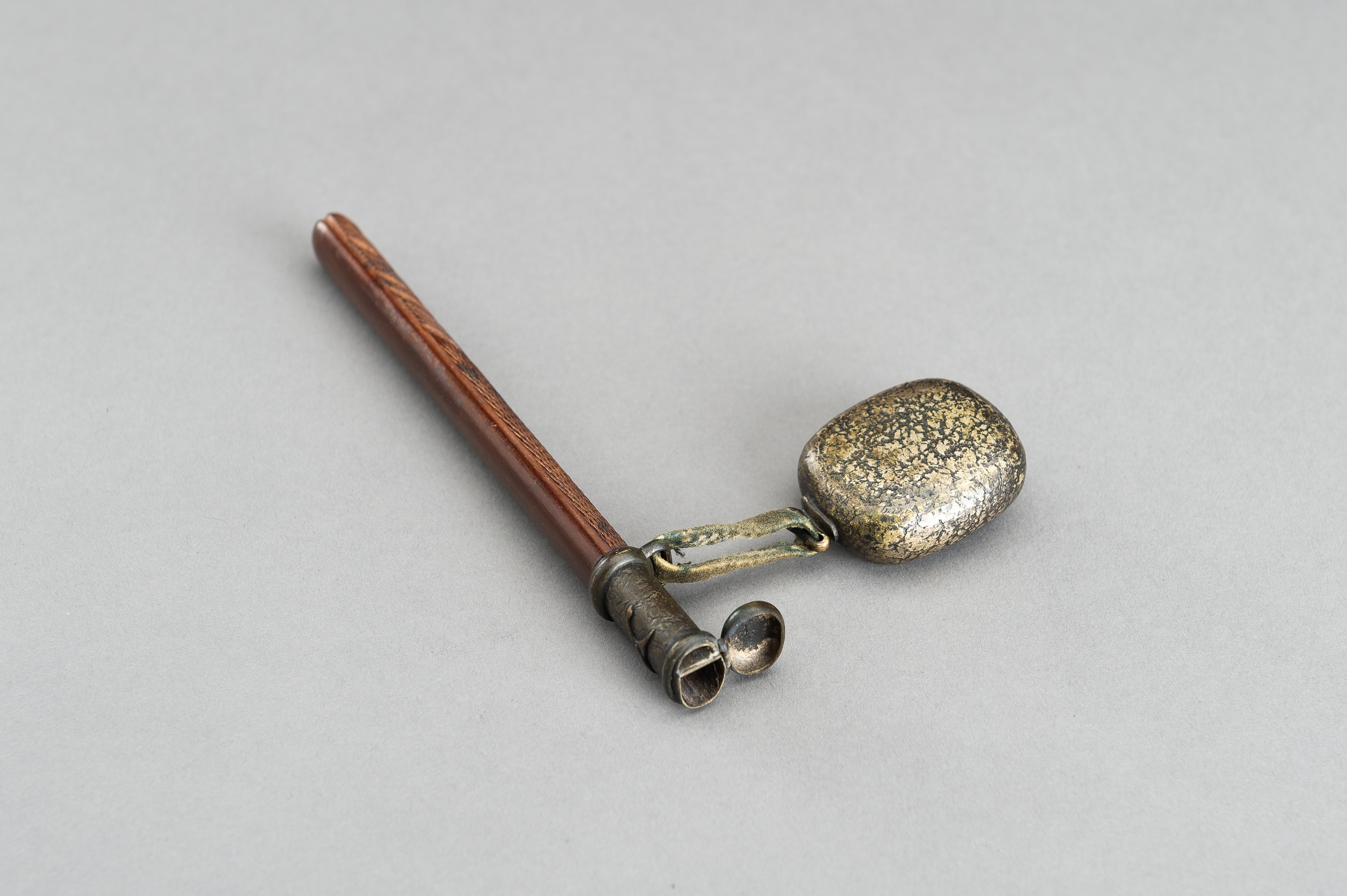 Lot 1621 - RYUMIN: A WOOD AND BRASS ‘GEESE’ YATATE,