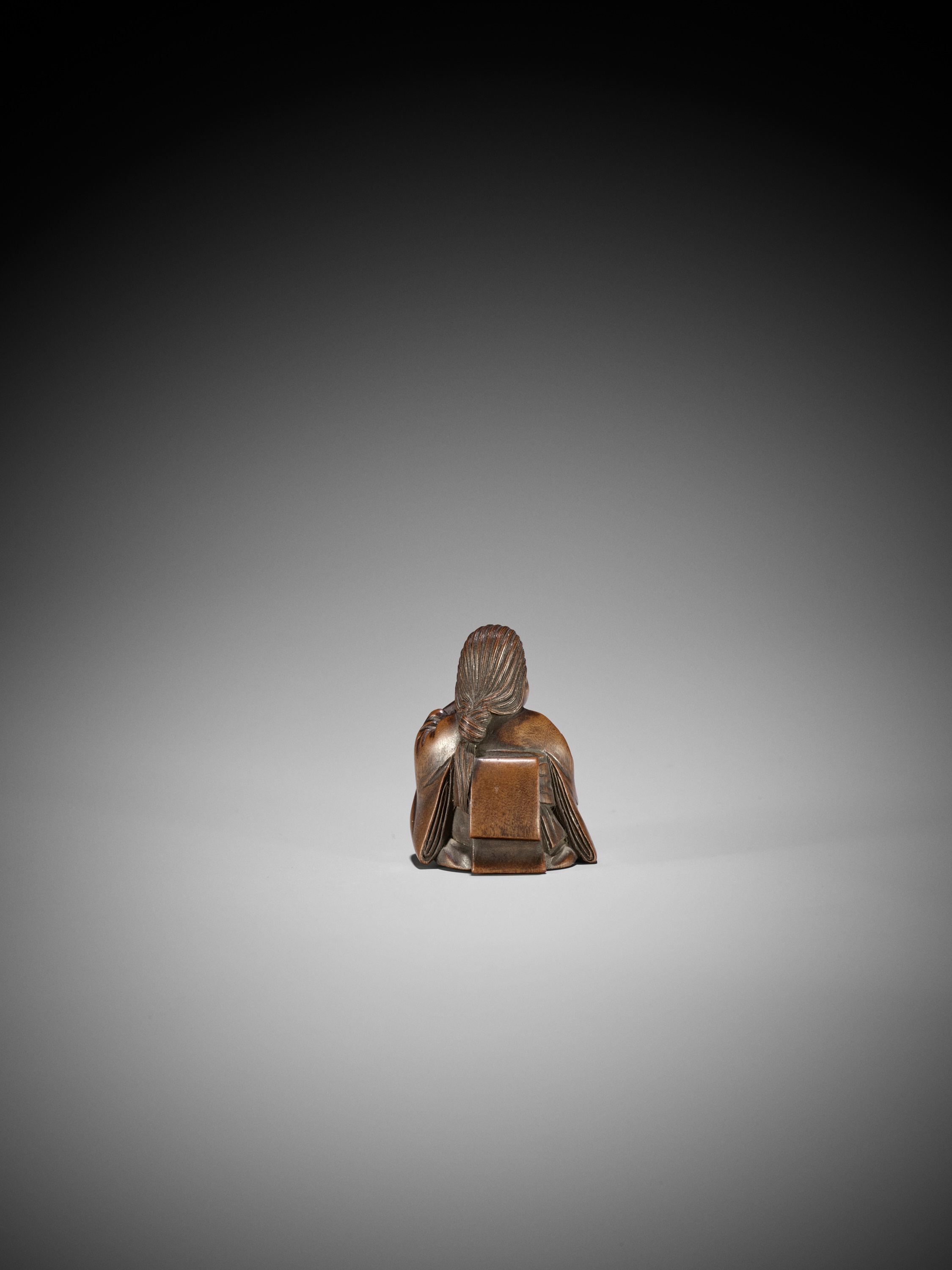Lot 254 - A FINE WOOD SHUNGA NETSUKE OF OKAME HOLDING