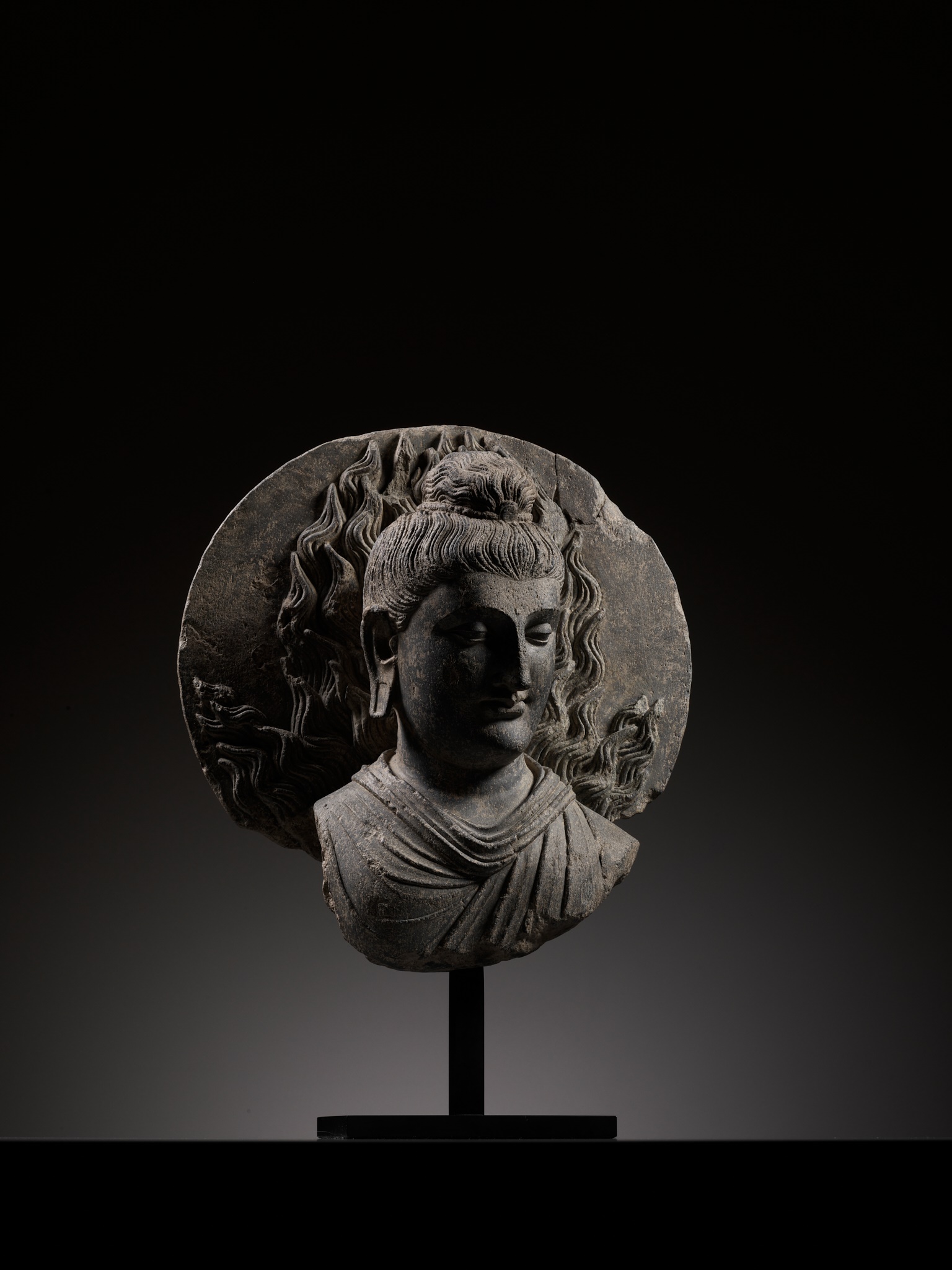 Lot 225 - A GRAY SCHIST HEAD OF BUDDHA, KUSHAN PERIOD
