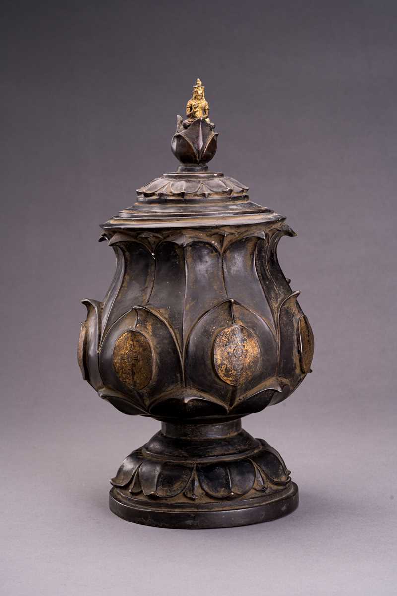 Lot 814 - A PARCEL-GILT BRONZE ‘LOTUS’ VESSEL,