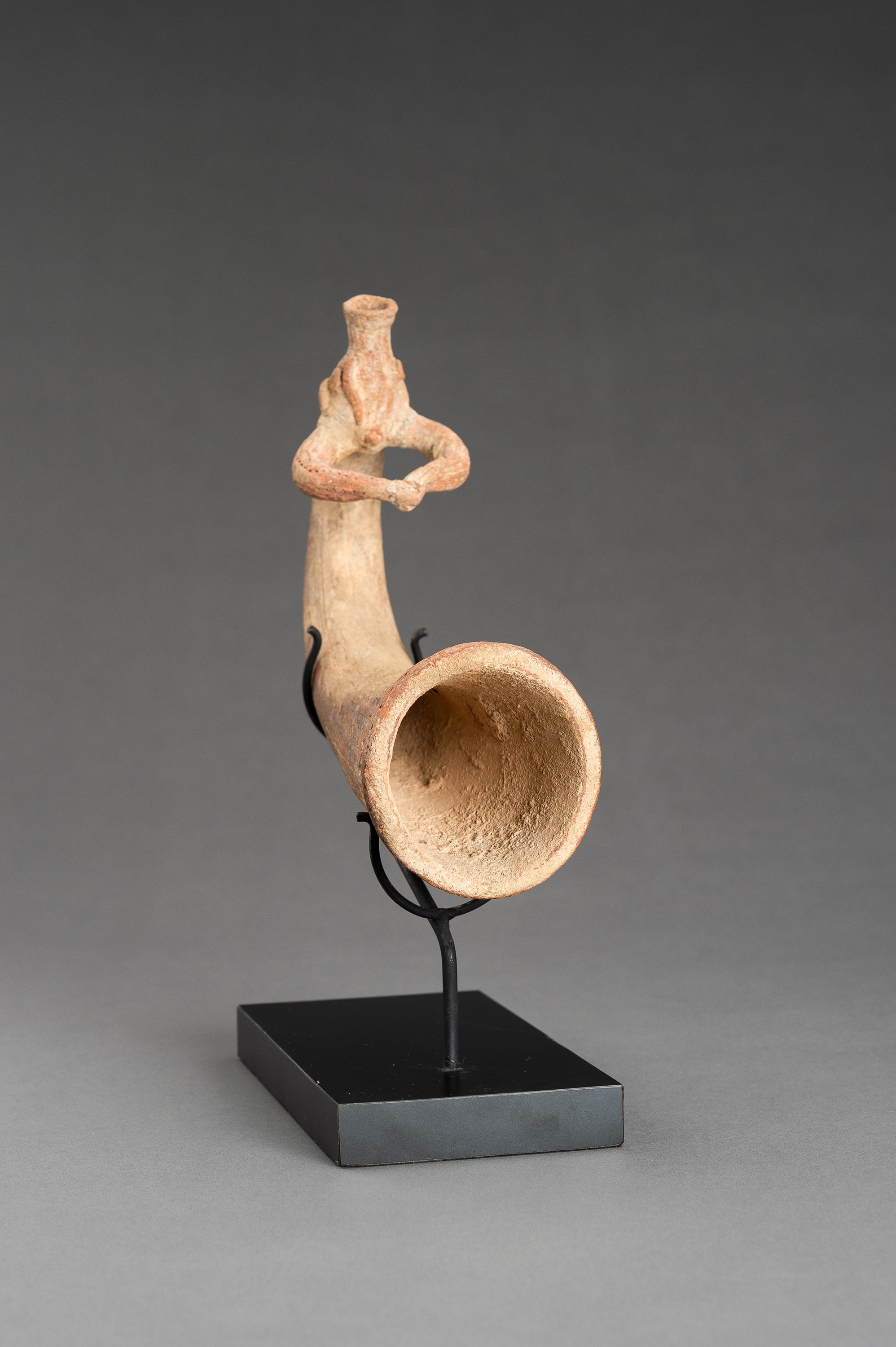 Lot 999 - AN ACHAEMENID TERRACOTTA RHYTON