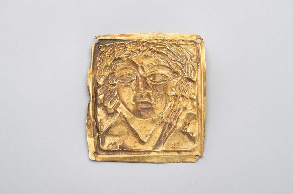Lot 971 - AN ANCIENT BACTRIAN GOLD REPOUSSÉ PLAQUE