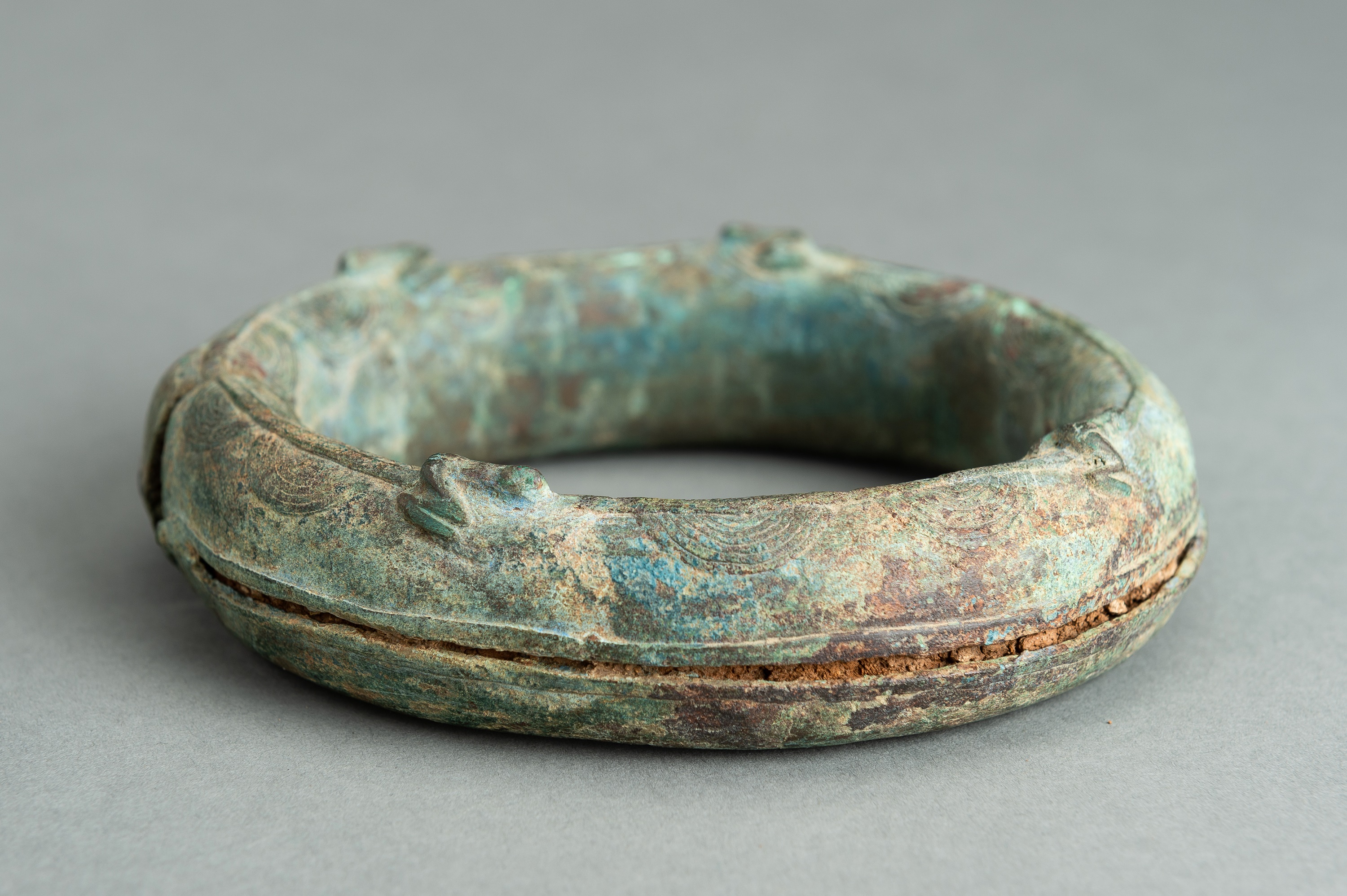 Lot 843 - A PAIR OF BRONZE ‘FROG’ RITUAL BANGLES, DONG