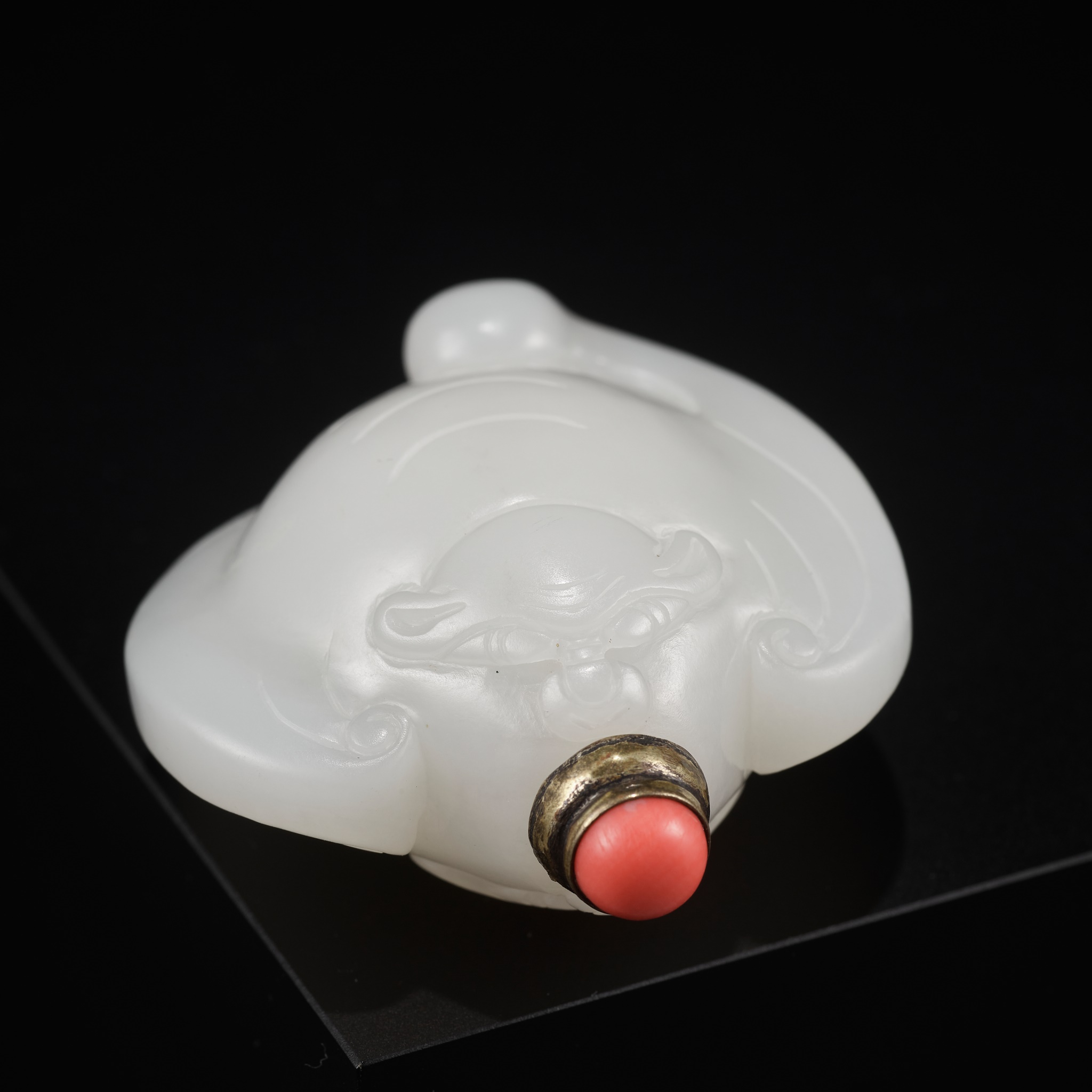 Lot 59 - A WHITE JADE ‘BAT’ SNUFF BOTTLE, 1730-1850