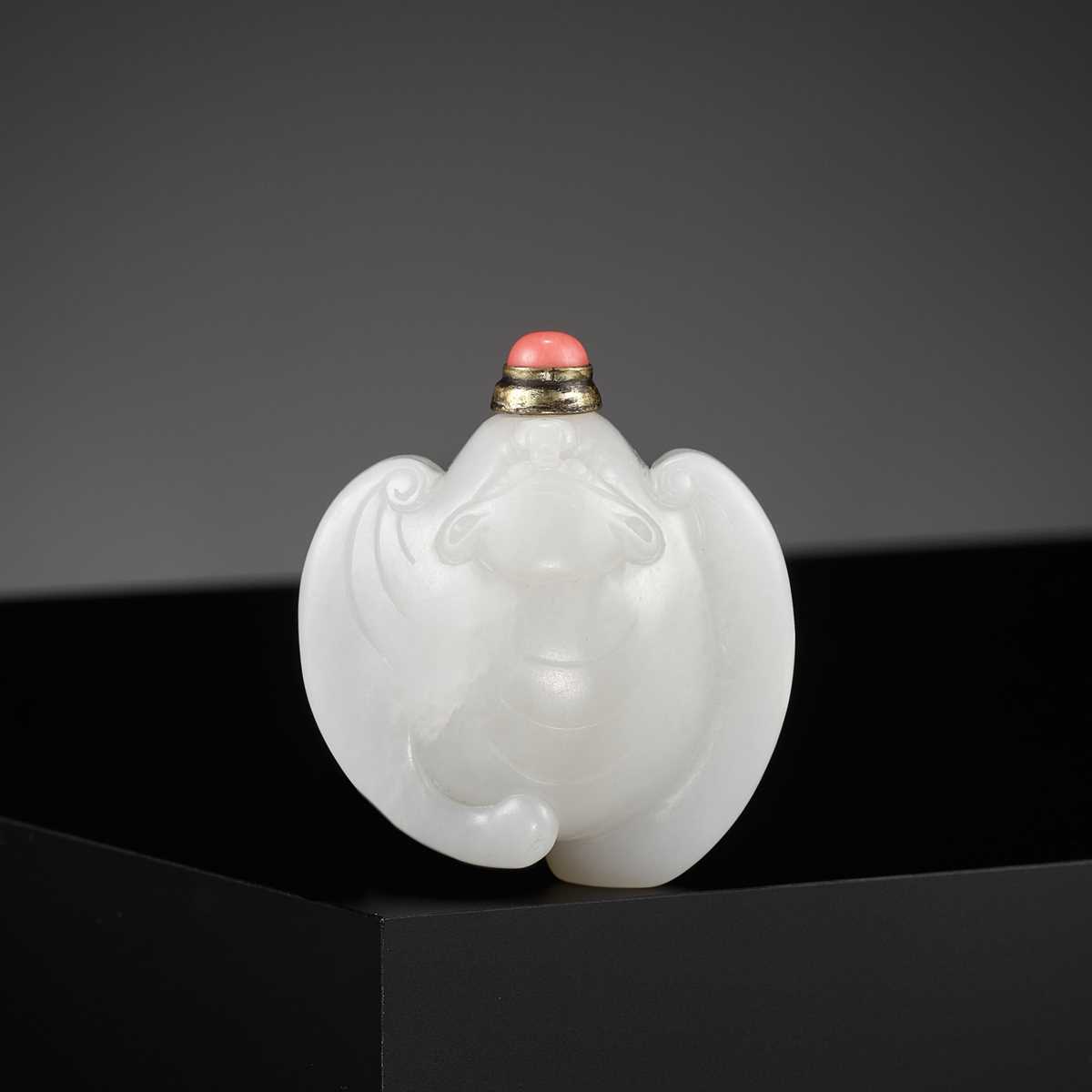 Lot 59 - A WHITE JADE ‘BAT’ SNUFF BOTTLE, 1730-1850
