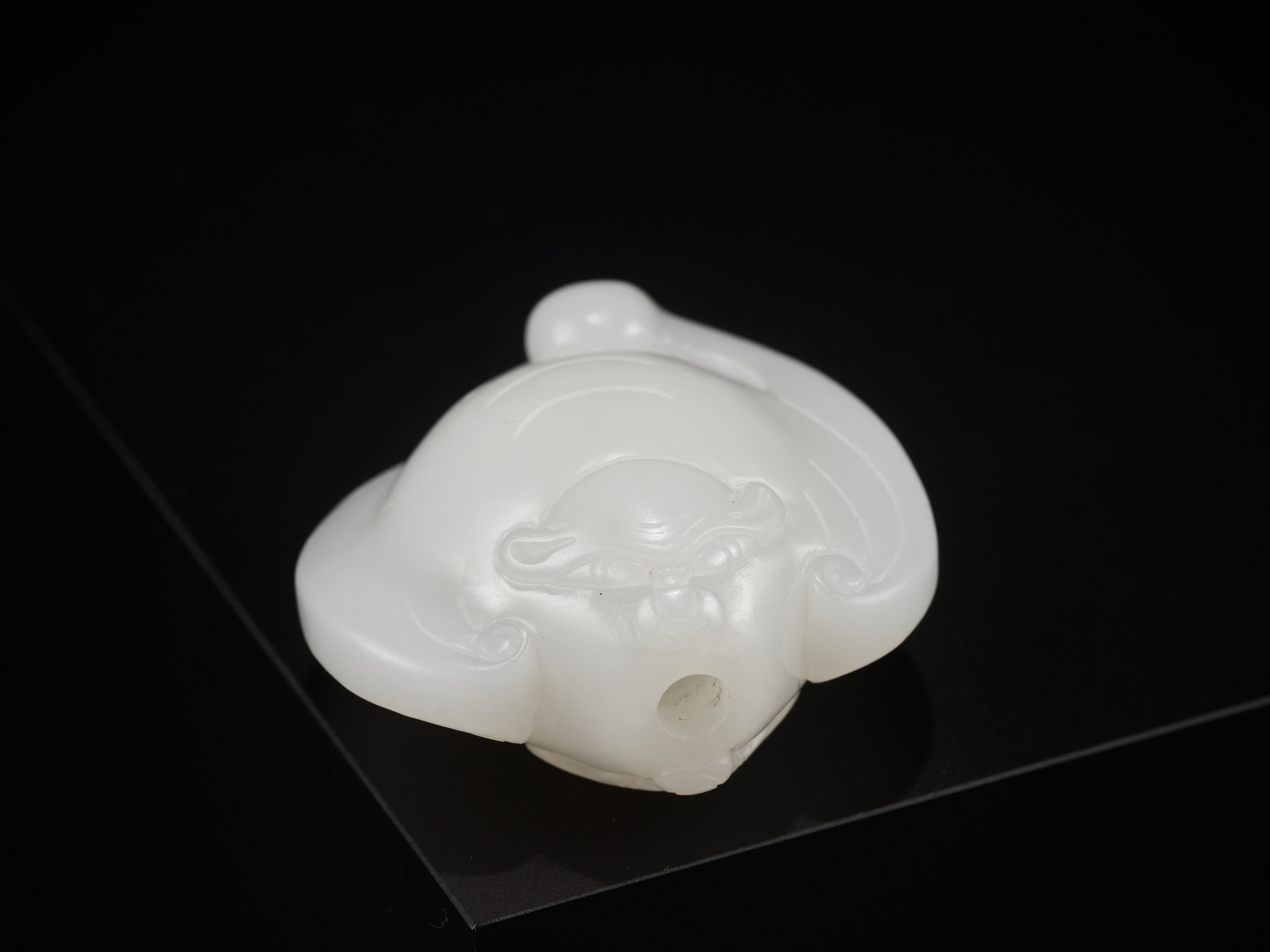 Lot 59 - A WHITE JADE ‘BAT’ SNUFF BOTTLE, 1730-1850