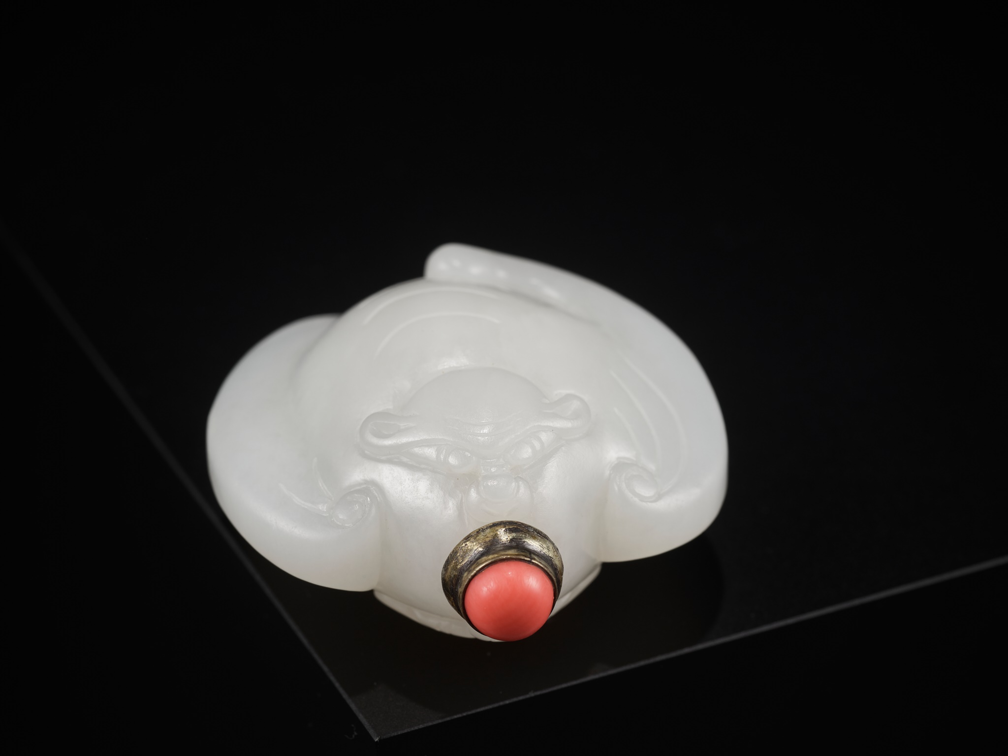 Lot 59 - A WHITE JADE ‘BAT’ SNUFF BOTTLE, 1730-1850