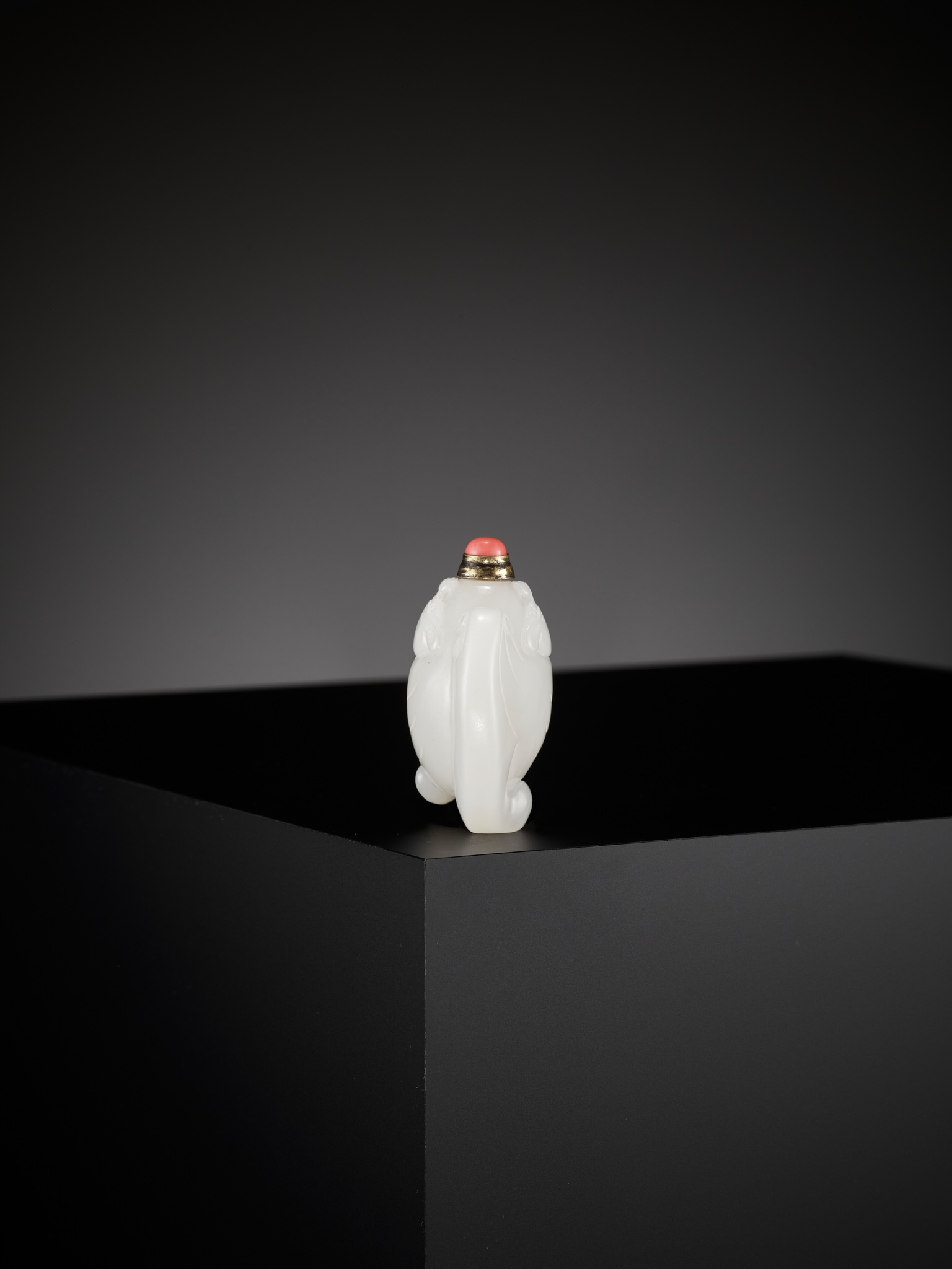 Lot 59 - A WHITE JADE ‘BAT’ SNUFF BOTTLE, 1730-1850
