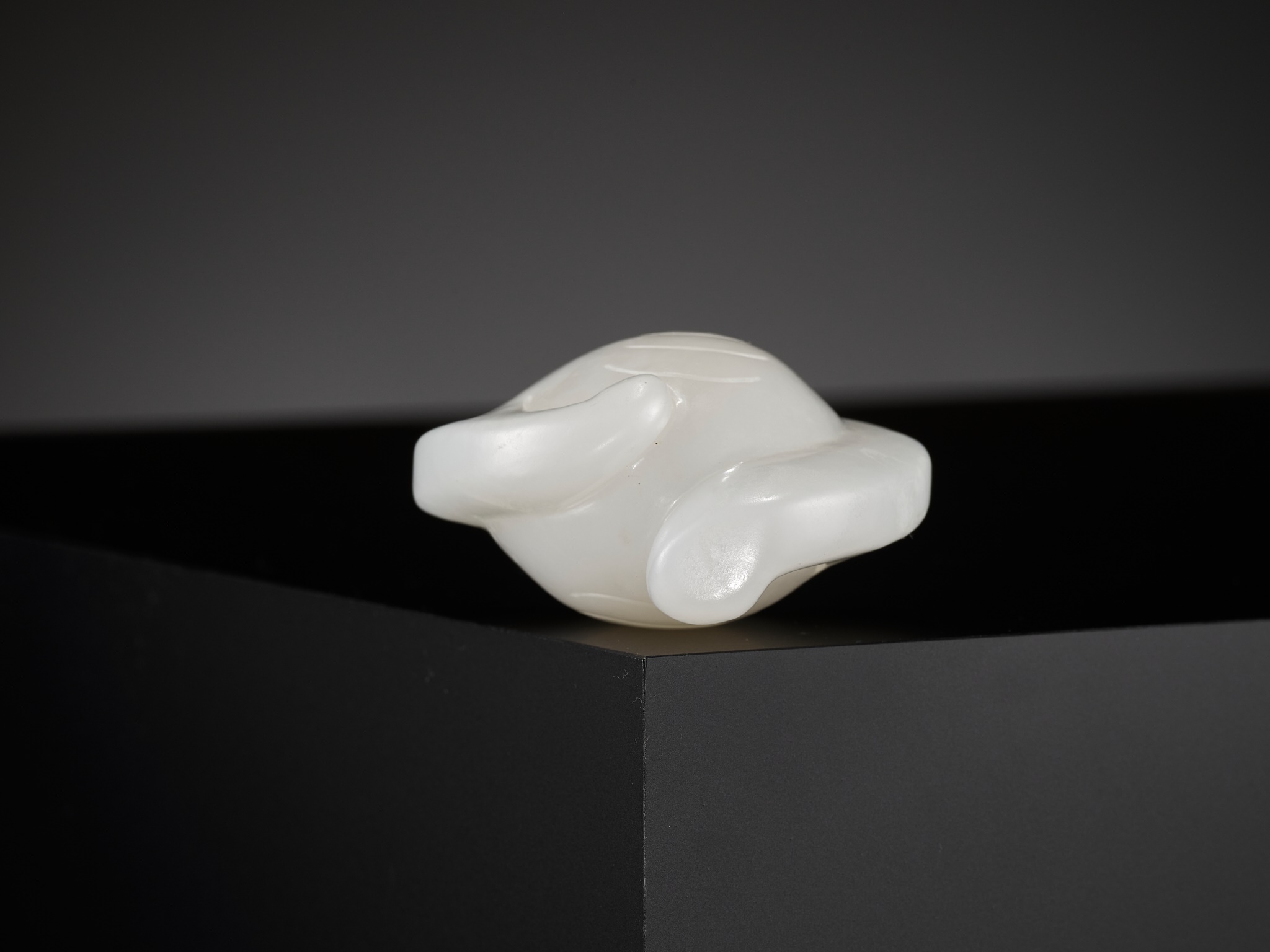 Lot 59 - A WHITE JADE ‘BAT’ SNUFF BOTTLE, 1730-1850