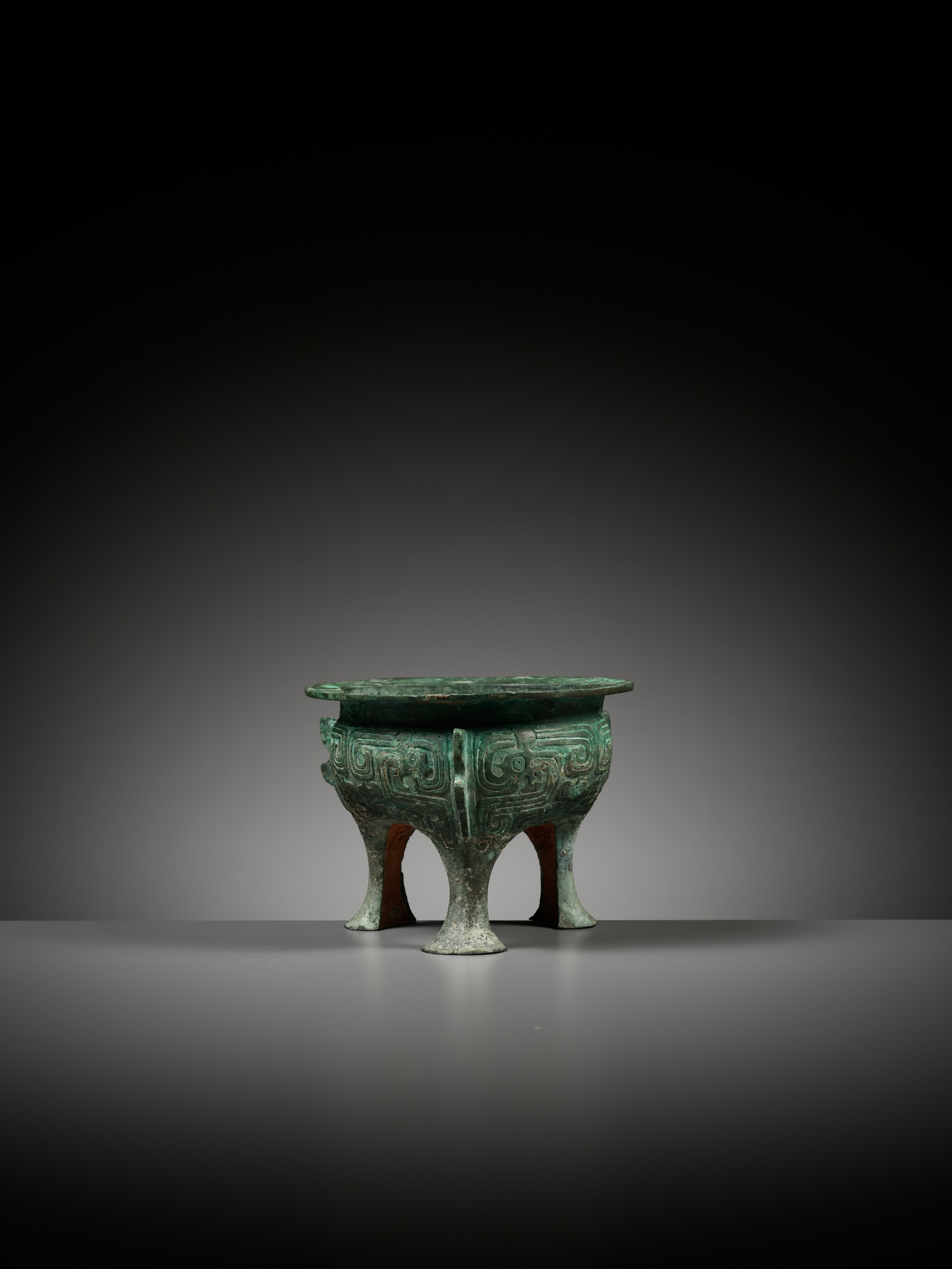 Lot 125 - AN ARCHAIC BRONZE RITUAL FOOD VESSEL, LI,