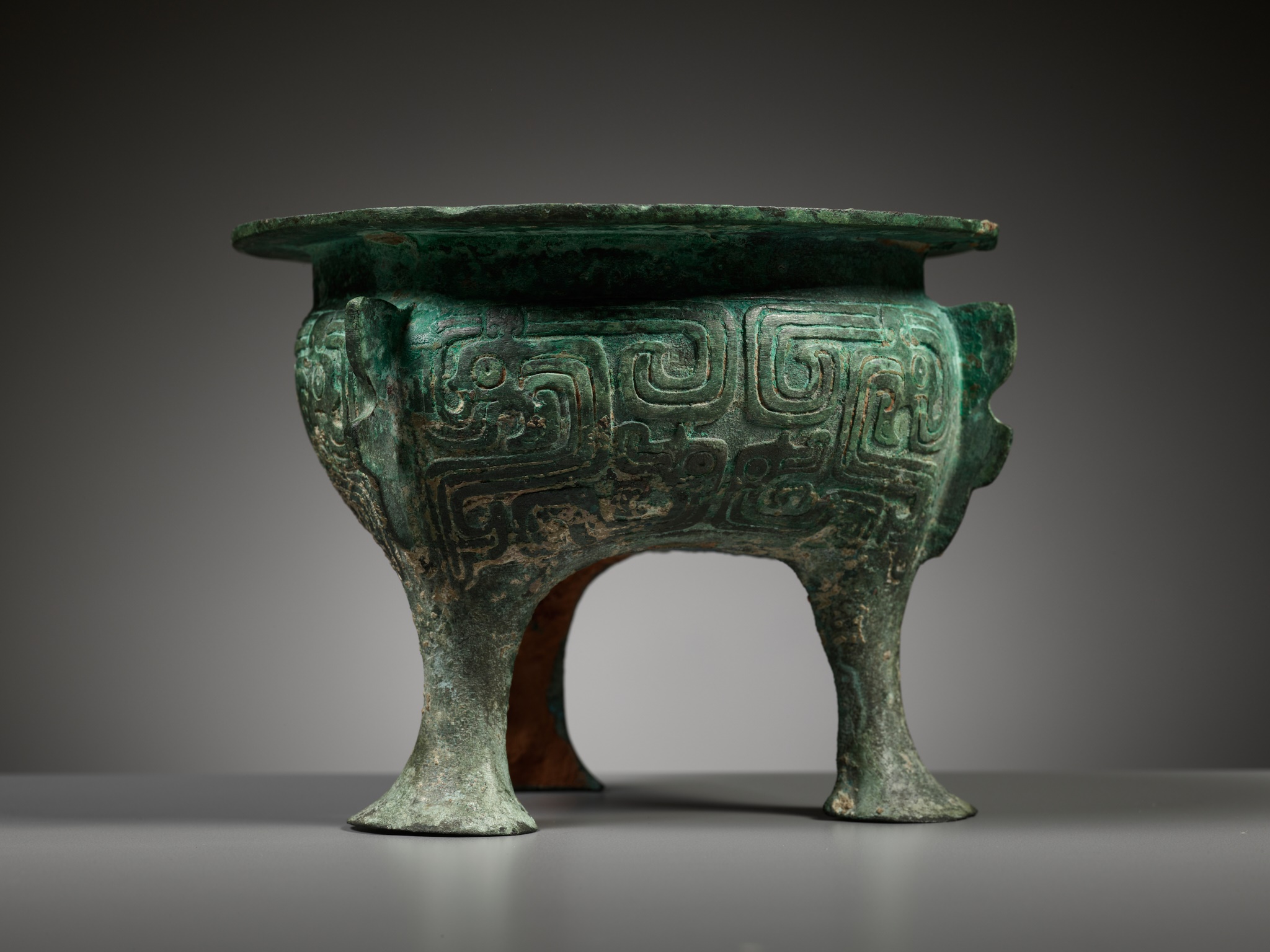 Lot 125 - AN ARCHAIC BRONZE RITUAL FOOD VESSEL, LI,