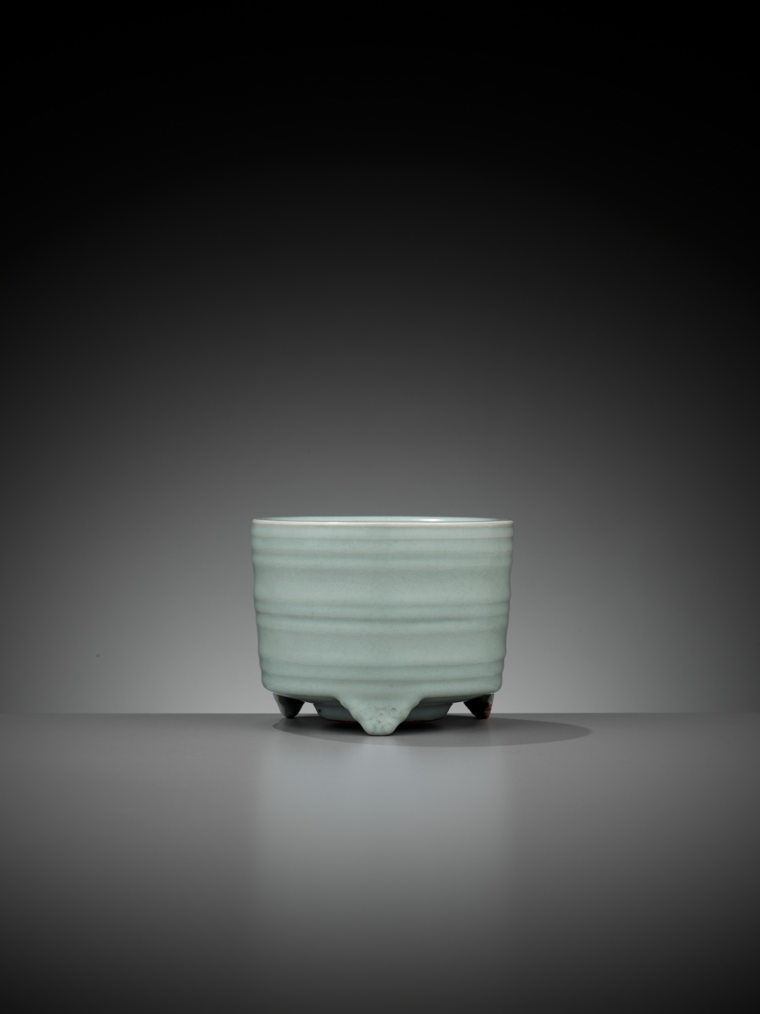 Lot 78 - A GUAN-TYPE LONGQUAN TRIPOD CENSER, LIAN,