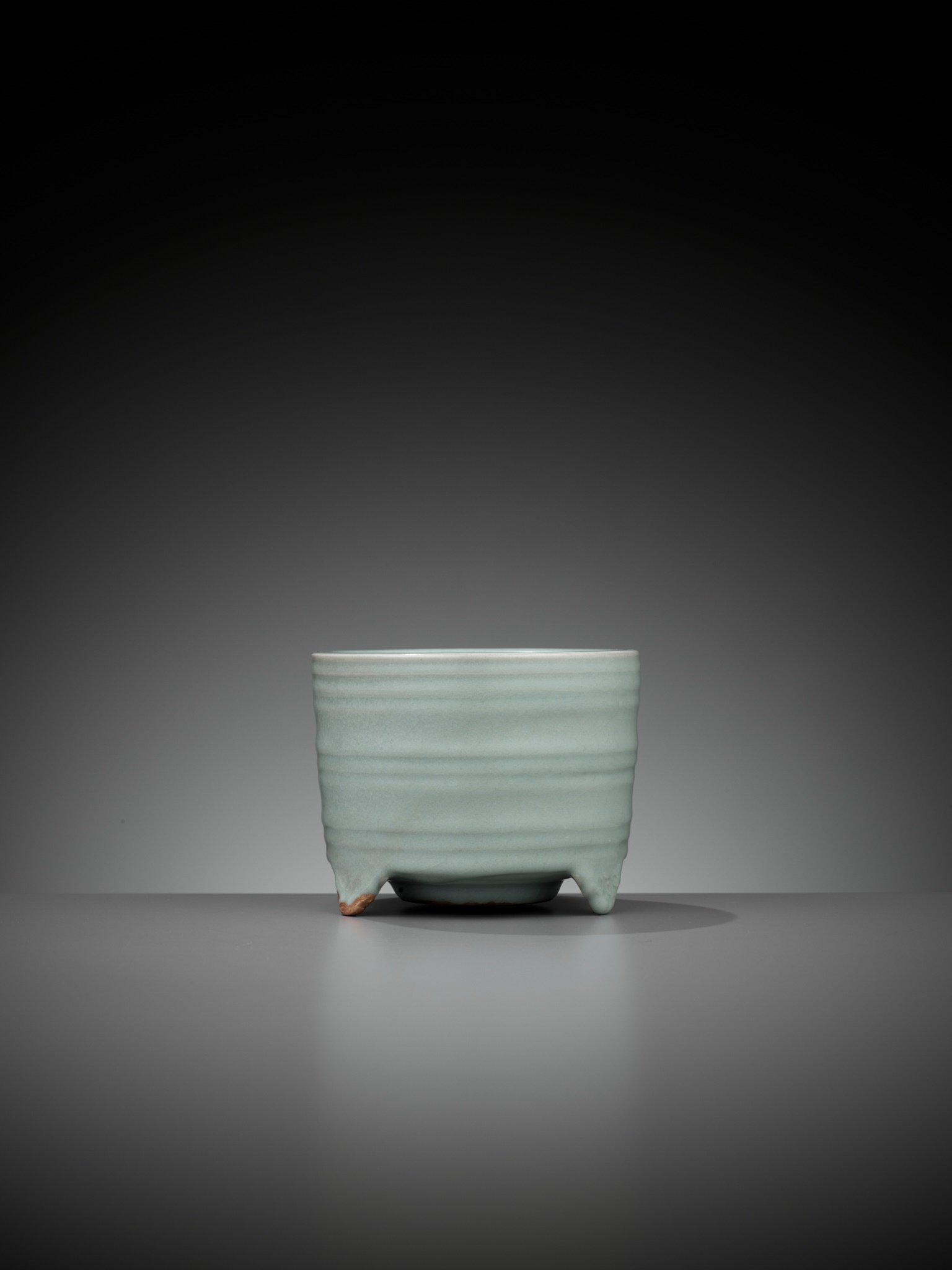 Lot 78 - A GUAN-TYPE LONGQUAN TRIPOD CENSER, LIAN,