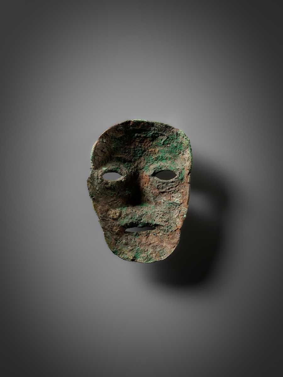 Lot 213 - A BRONZE DEATH MASK, DONG SON CULTURE