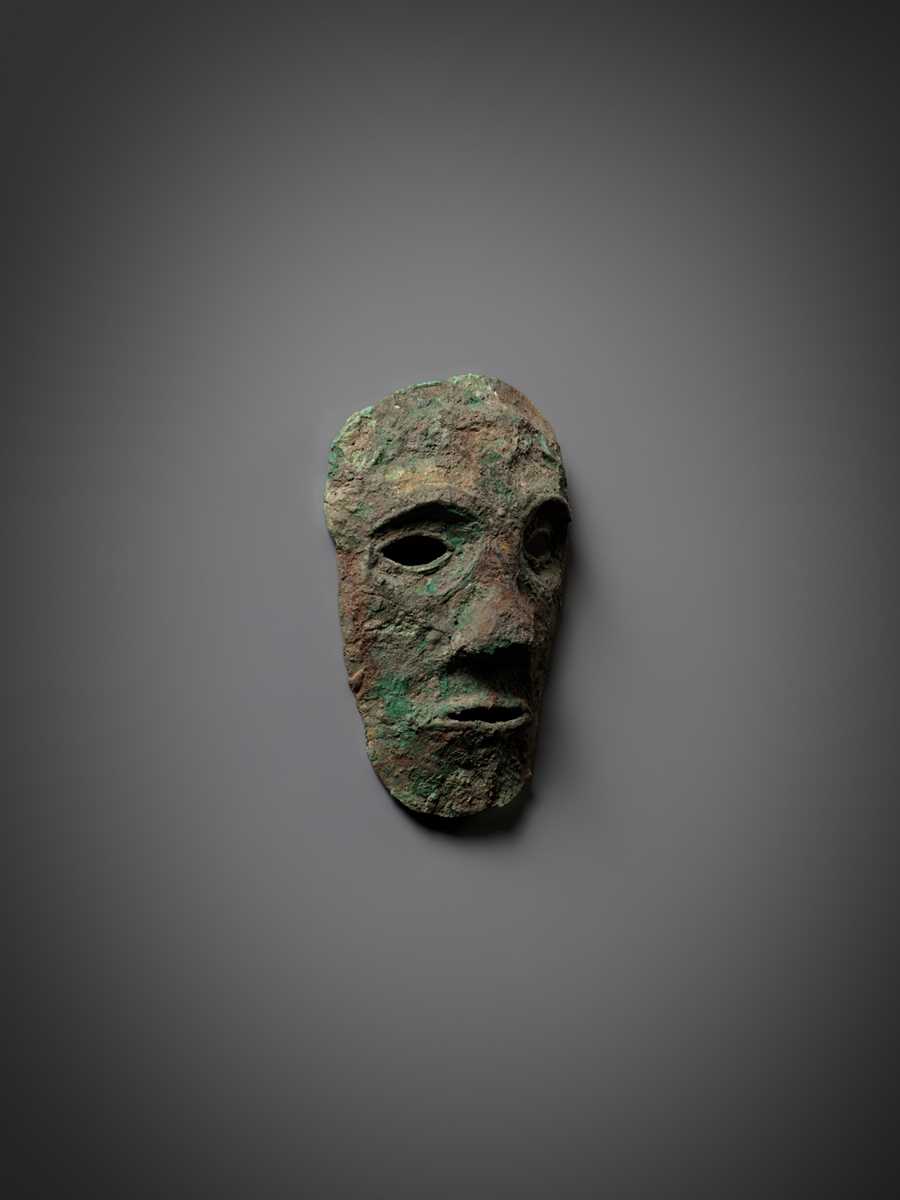 Lot 213 - A BRONZE DEATH MASK, DONG SON CULTURE