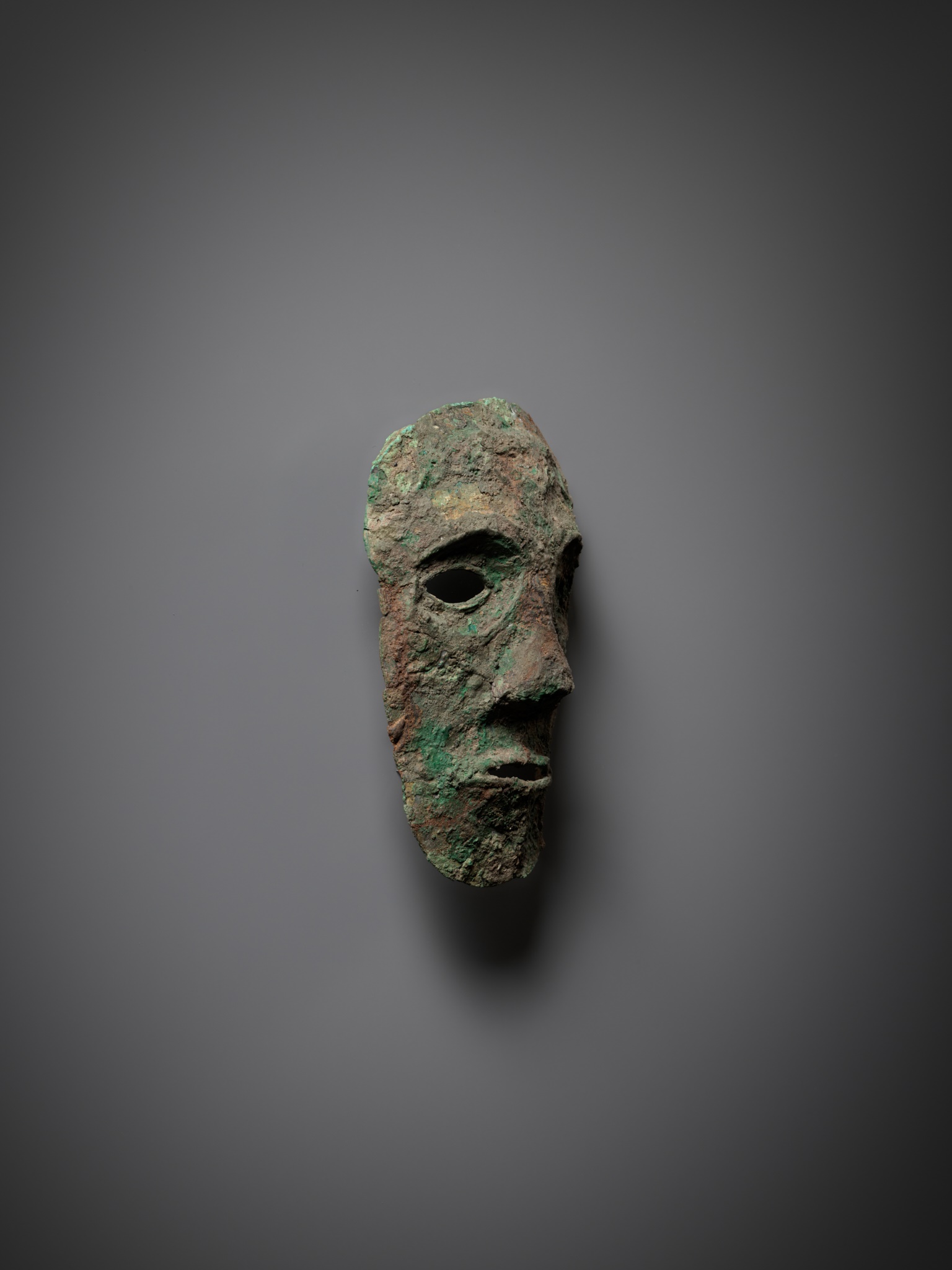 Lot 213 - A BRONZE DEATH MASK, DONG SON CULTURE