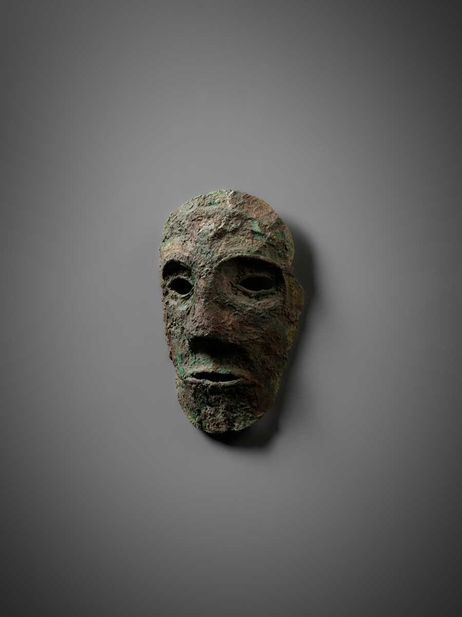 Lot 213 - A BRONZE DEATH MASK, DONG SON CULTURE