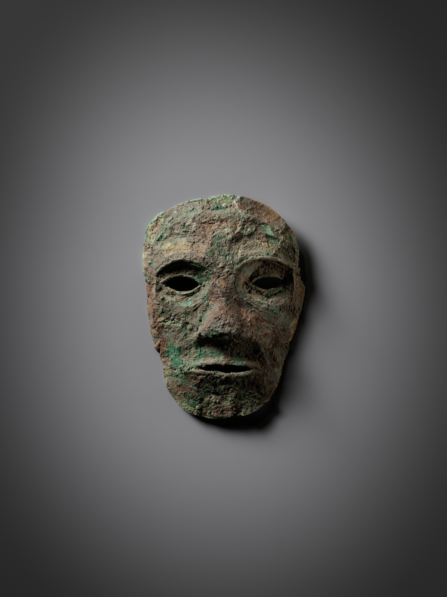 Lot 213 - A BRONZE DEATH MASK, DONG SON CULTURE