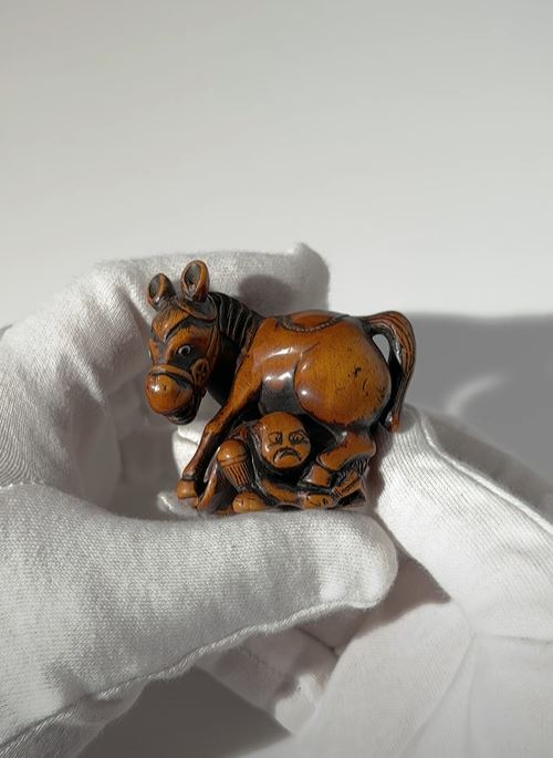Lot 23 - A SUPERB WOOD NETSUKE OF A MULE AND GROOM
