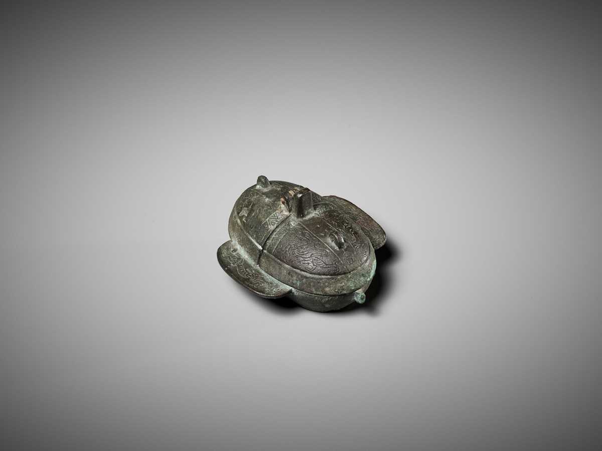 Lot 129 - AN OVAL BRONZE FOLDING OIL LAMP, DENG, HAN
